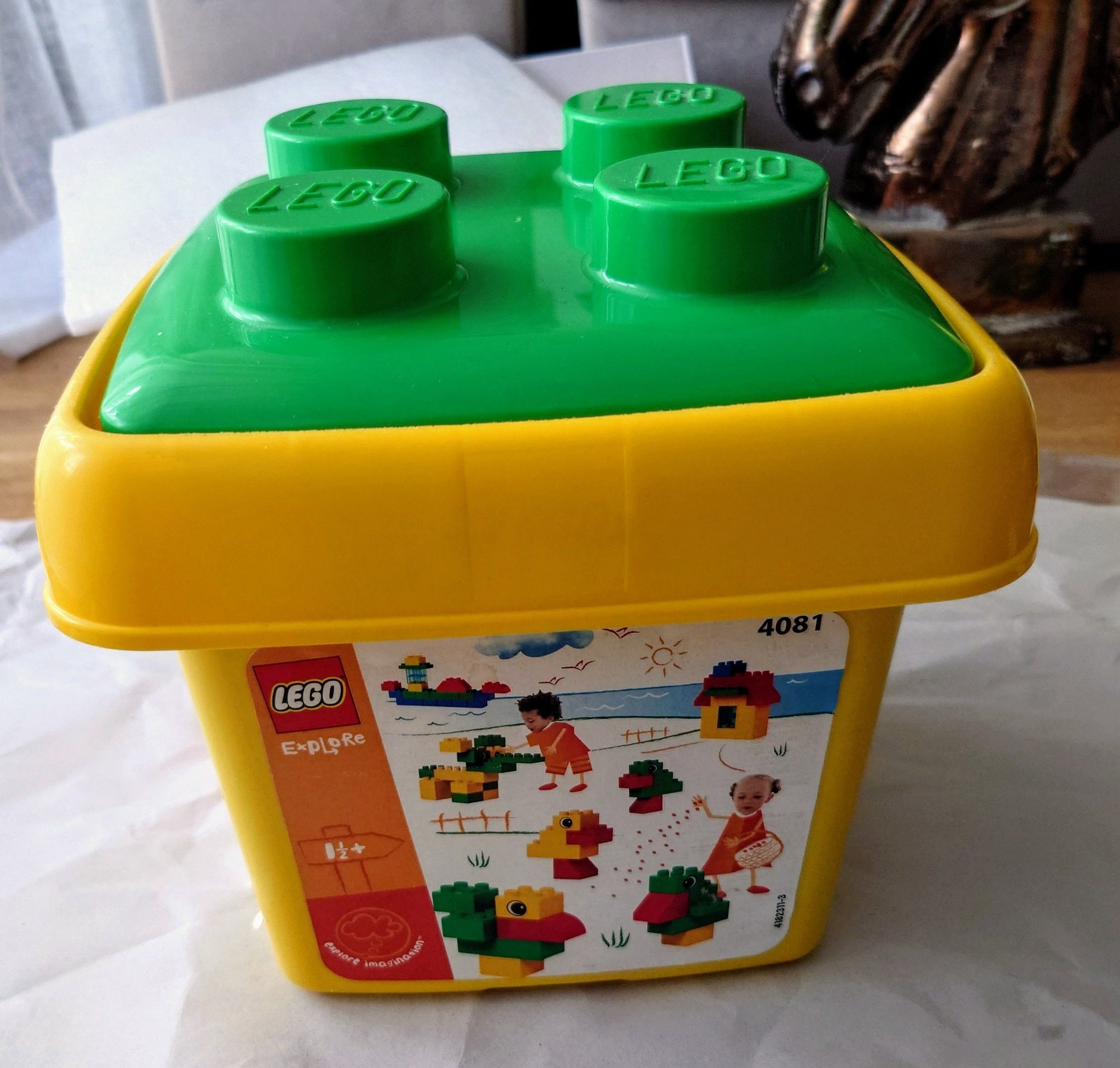 Se produkter som liknar LITEN HINK MED ÄLDRE LEGO BRI.. på Tradera ...
