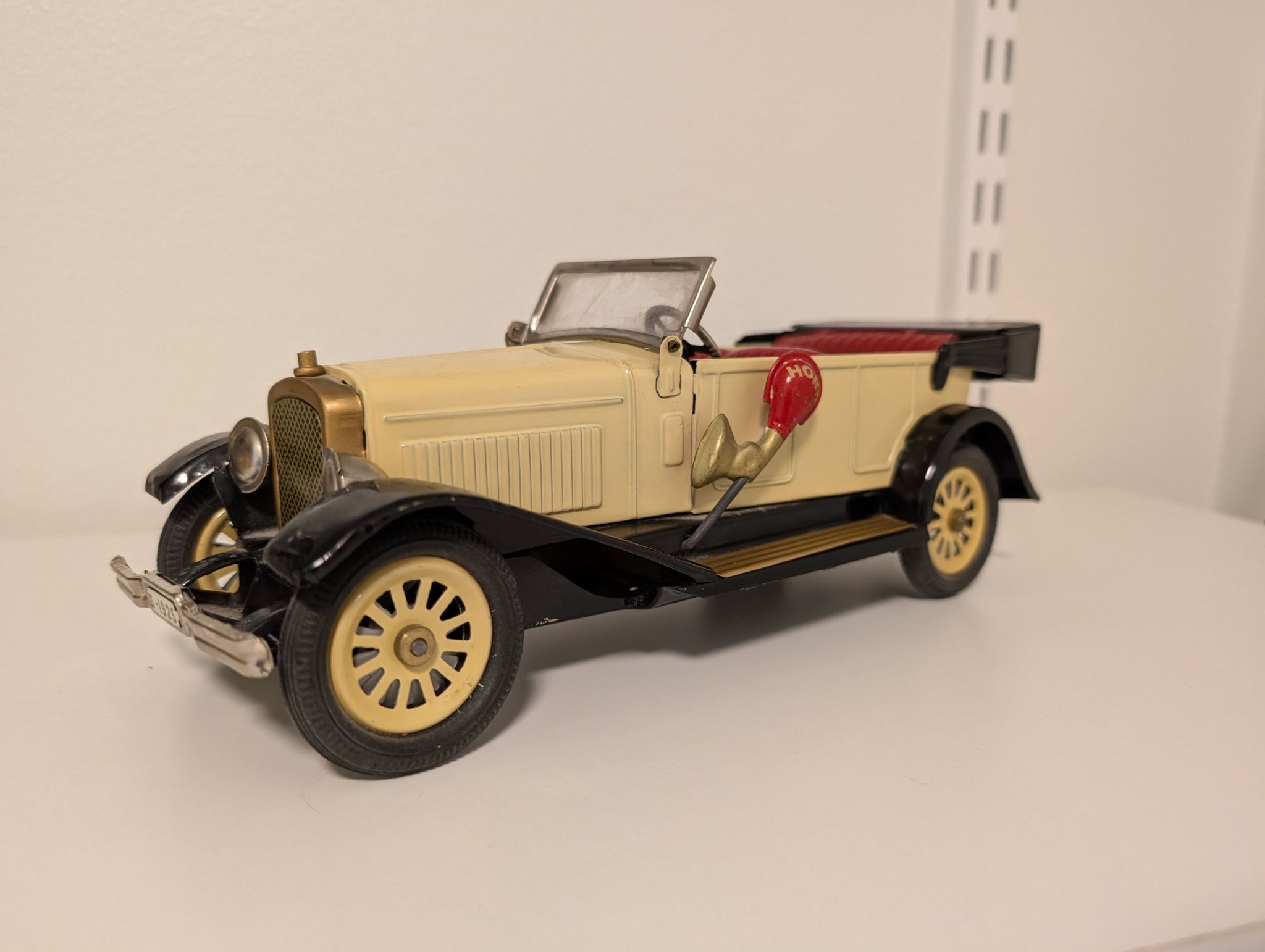 Se produkter som liknar Metall Vintage Bilmodell 1925.. på Tradera ...