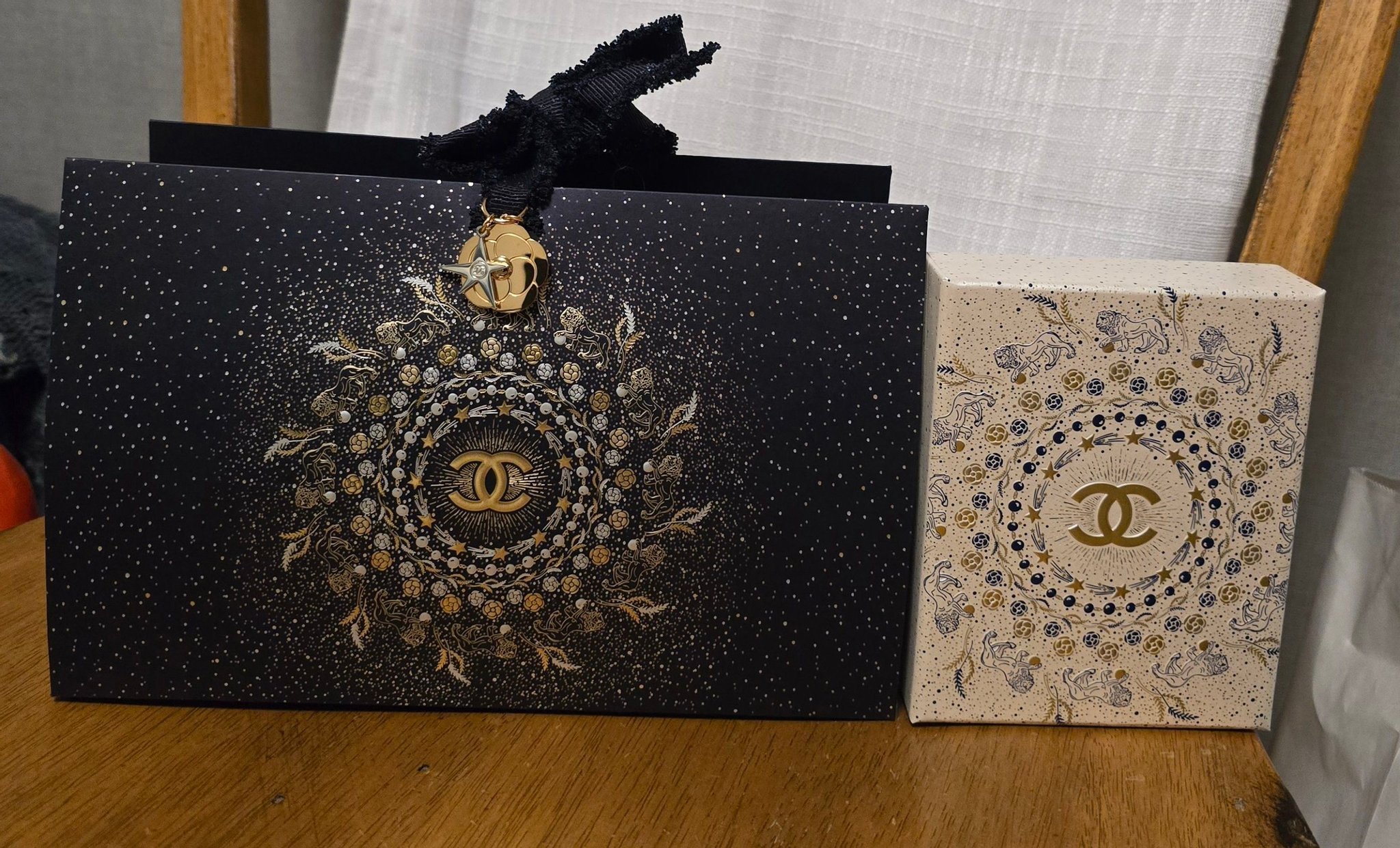 Chanel chanel-charm och presentförpackning -Lim.. | Köp på Tradera ...