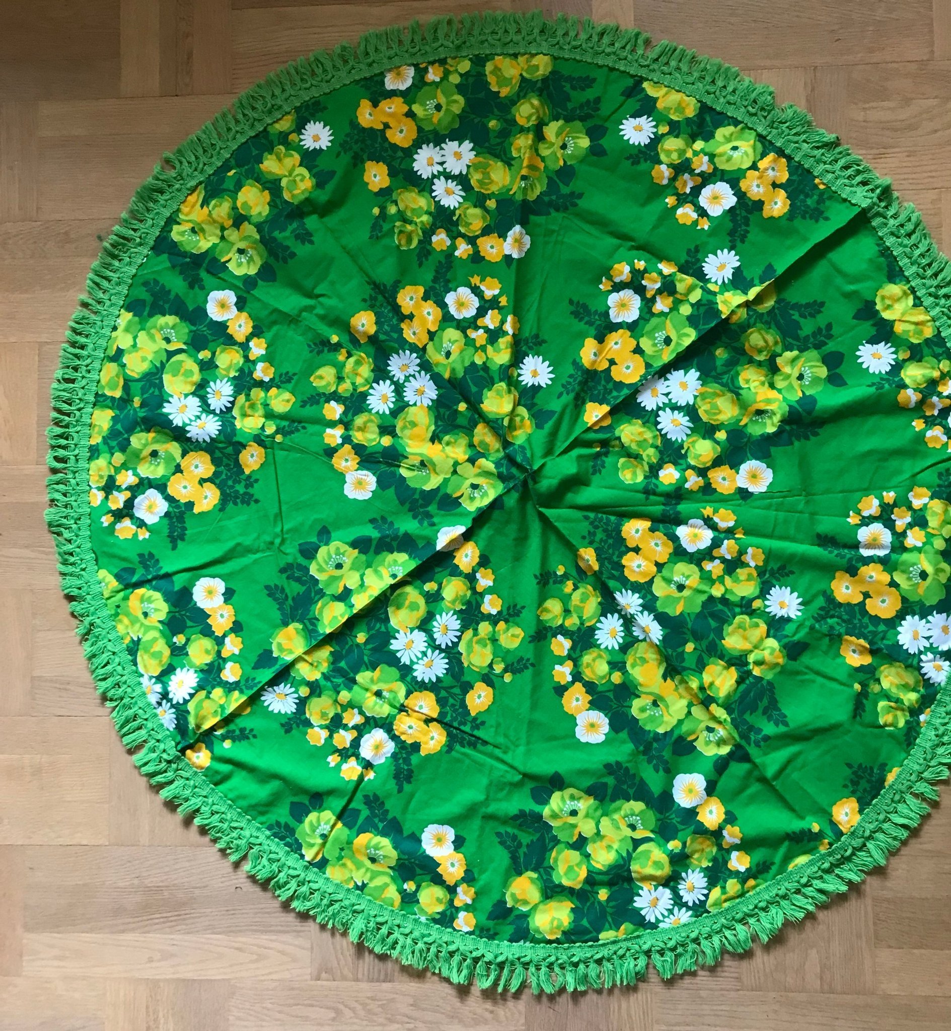 Se produkter som liknar Rund duk blommig i grönt, gul.. på Tradera ...