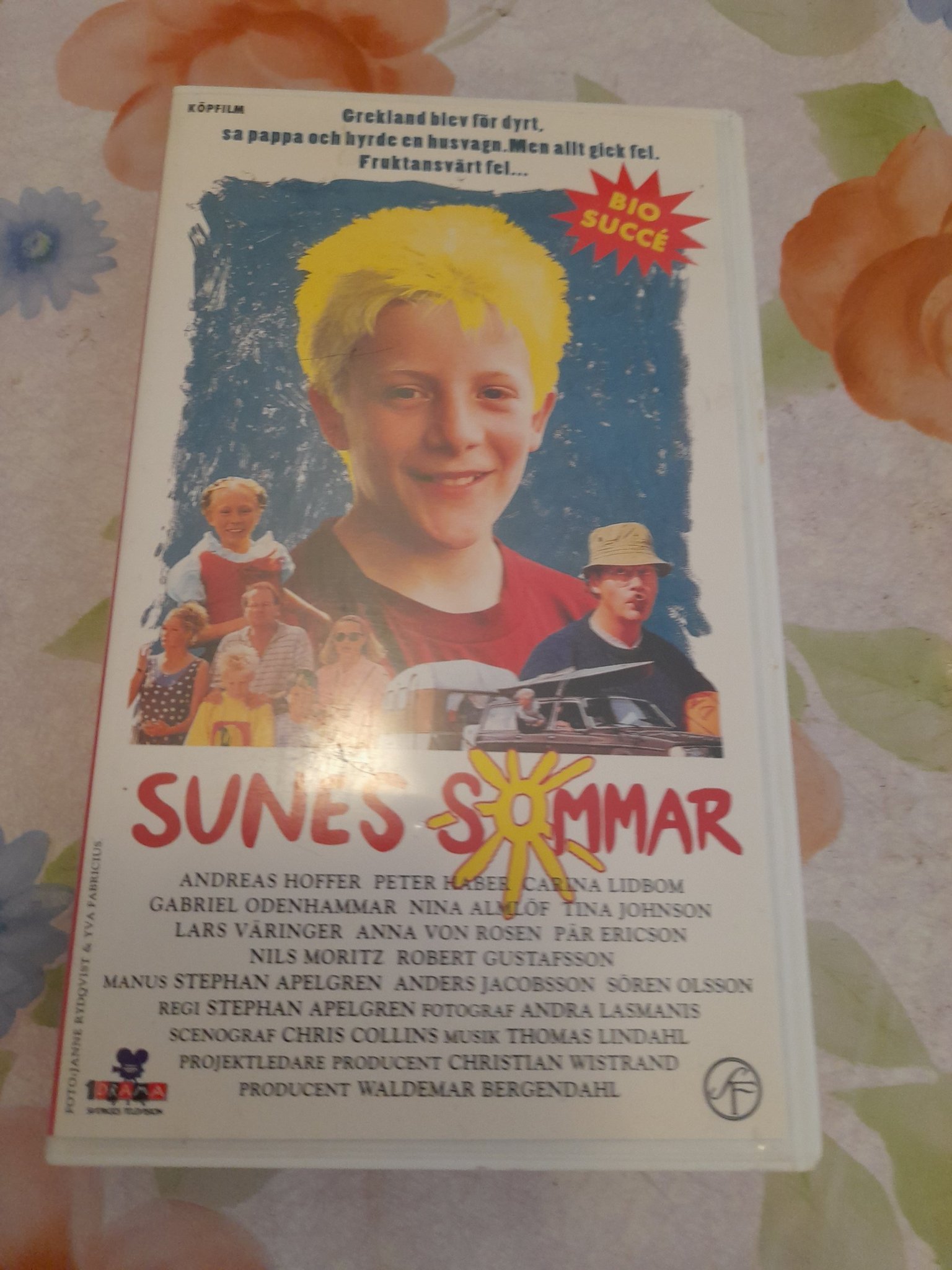 Se produkter som liknar Sunes sommar vhs på Tradera (635604388)