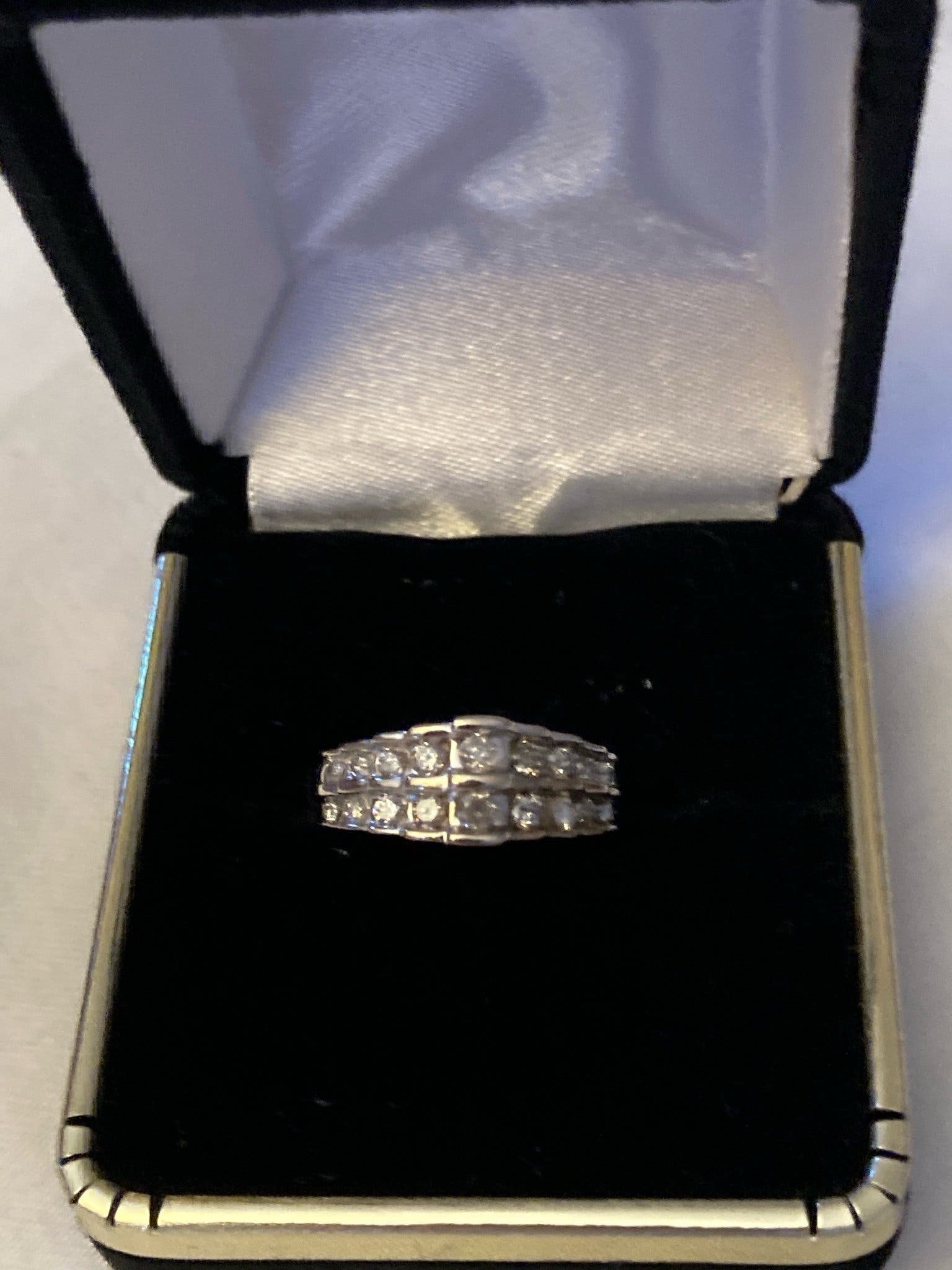 Ring i 10k vitt guld med 18 diamanter om 0,16ct | Köp på Tradera ...