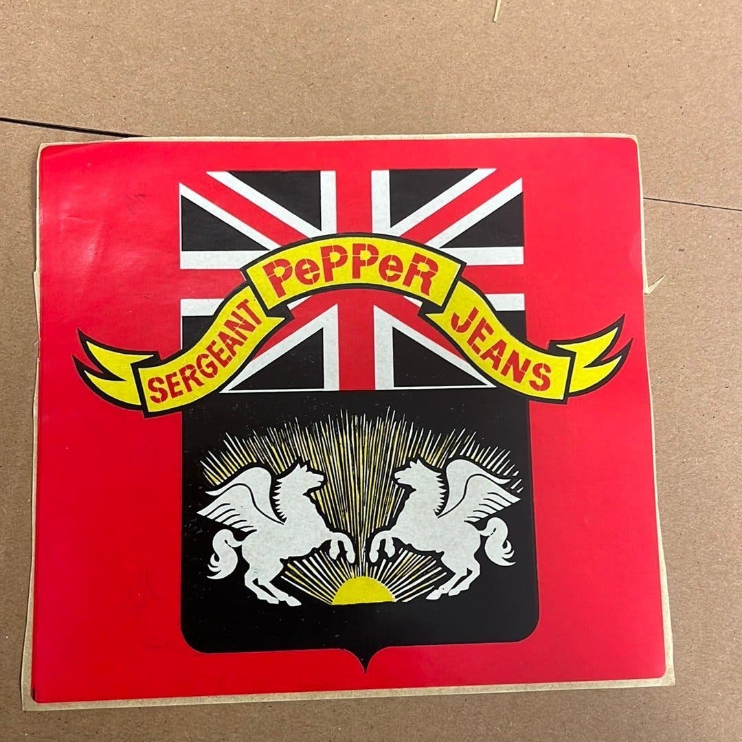 Se produkter som liknar Sergeant Pepper Jeans röd dekal på Tradera ...