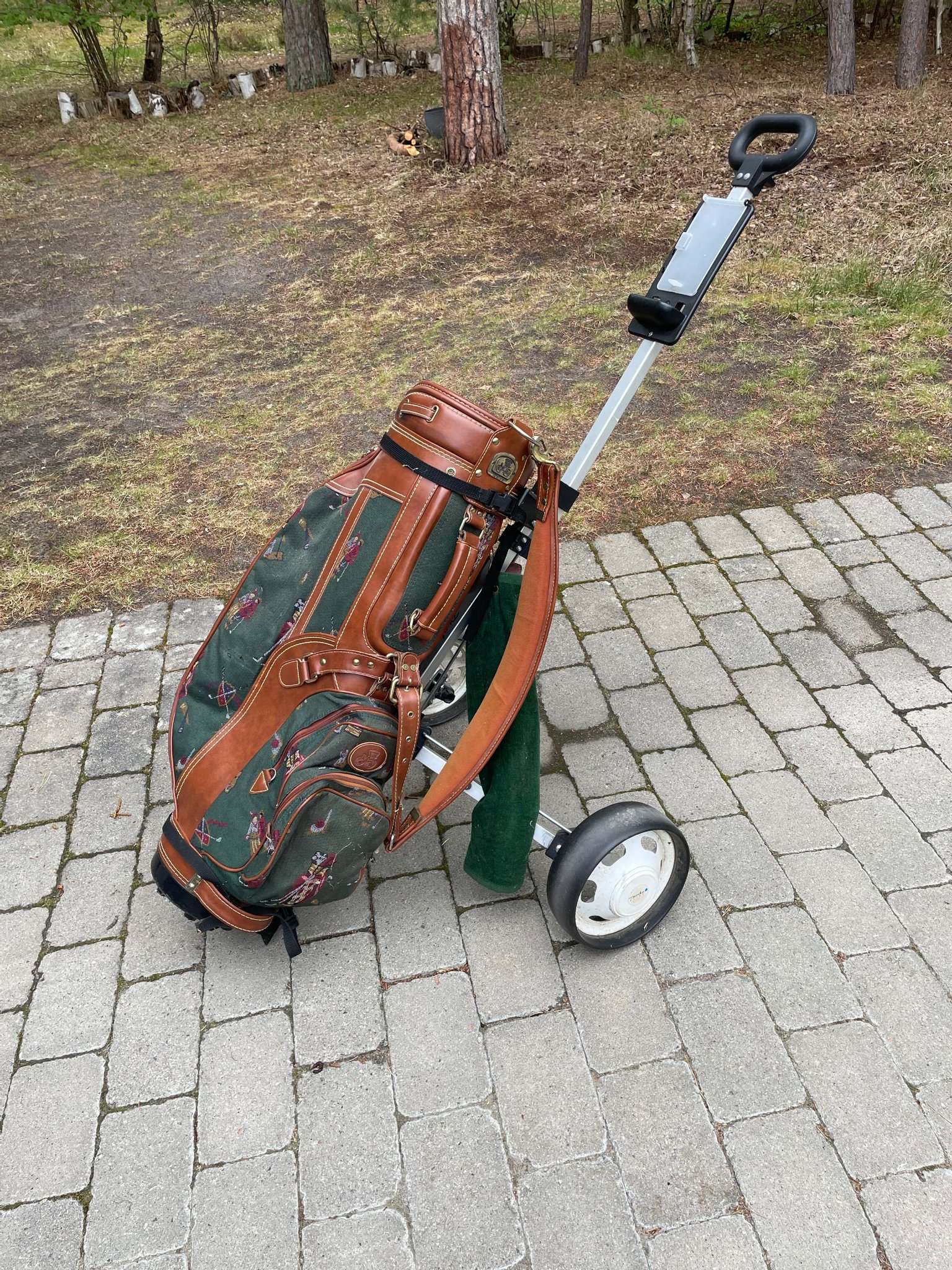 Se produkter som liknar Golfbag (DAIWA) med vagn på Tradera (731572246)