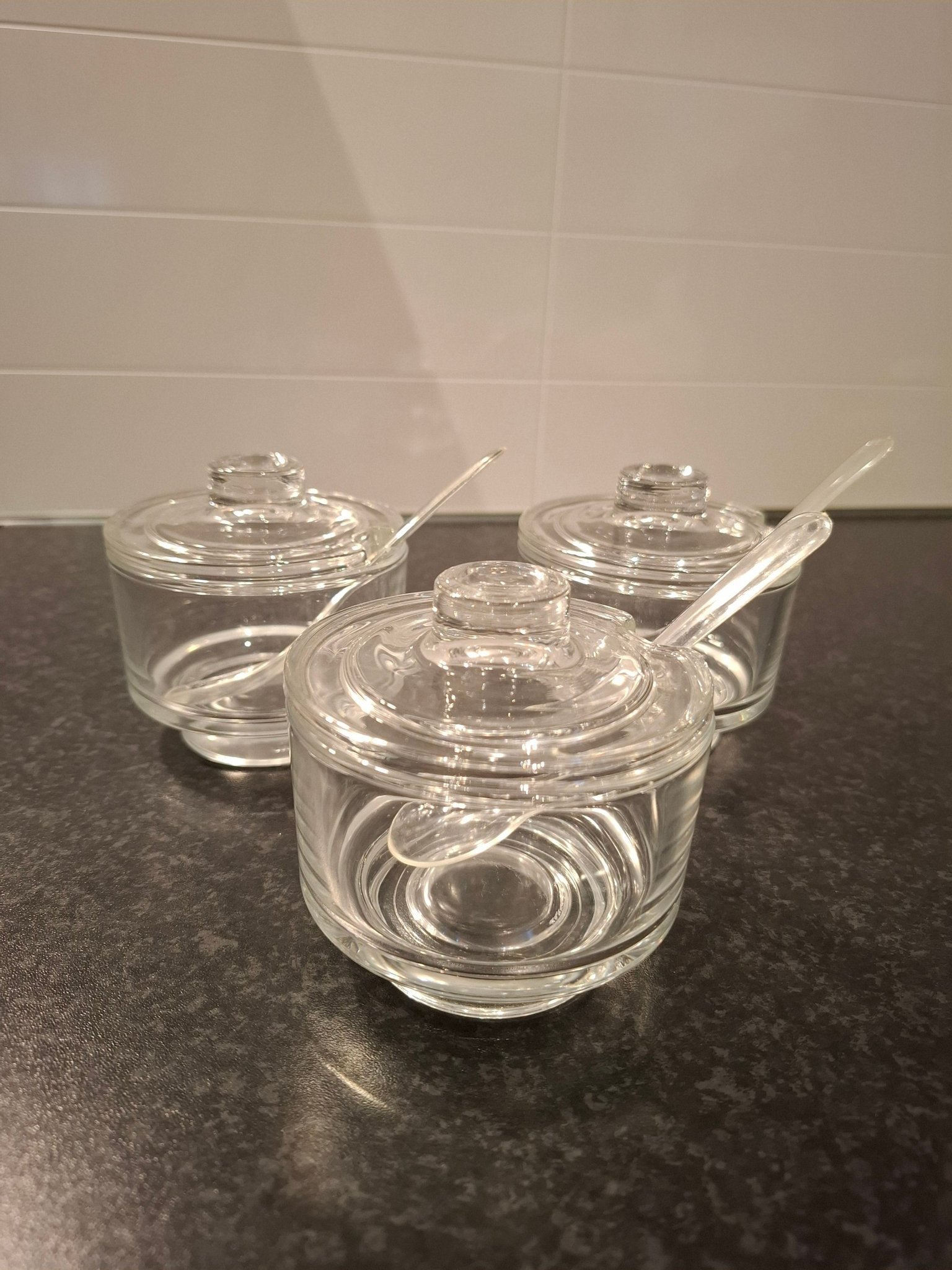 Glasburkar med lock och sked | Köp på Tradera (692468234)