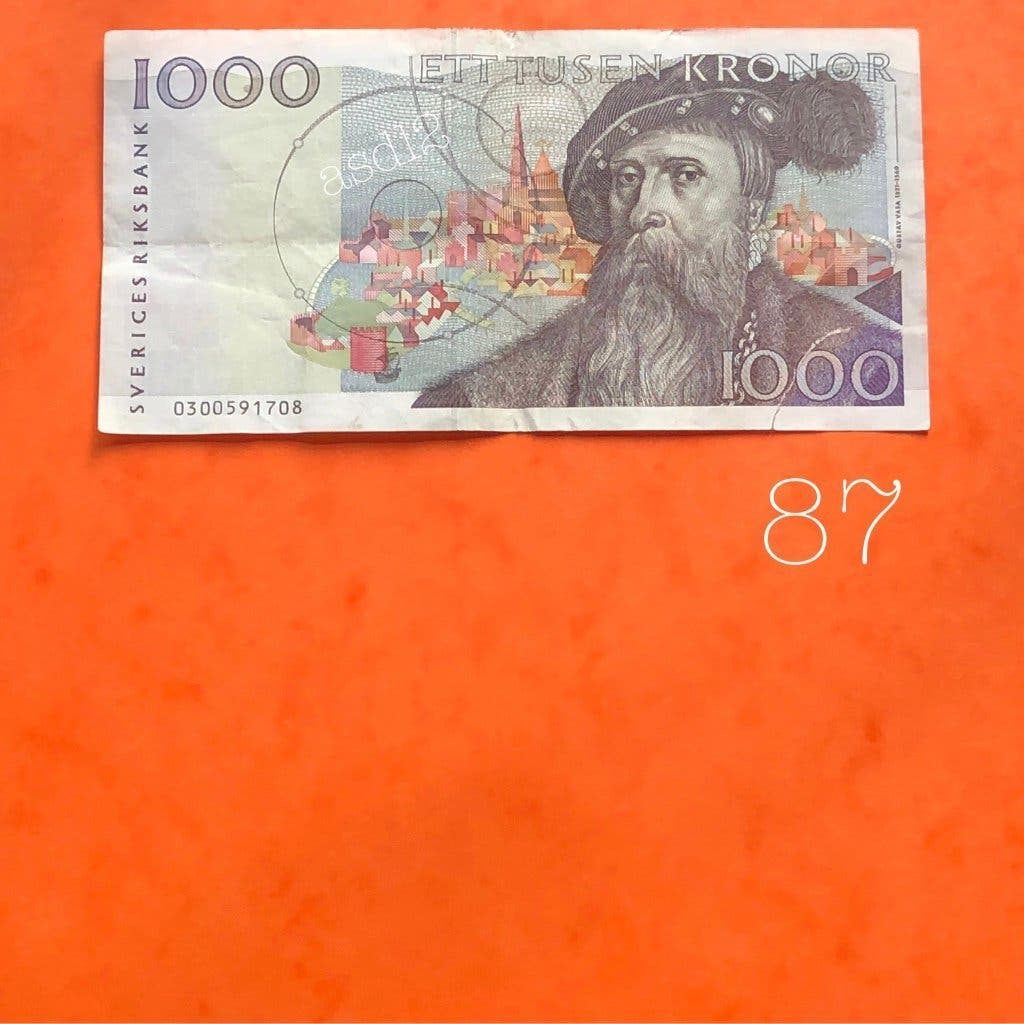 Se produkter som liknar 1000 kronor sedel skadat hörn på Tradera ...