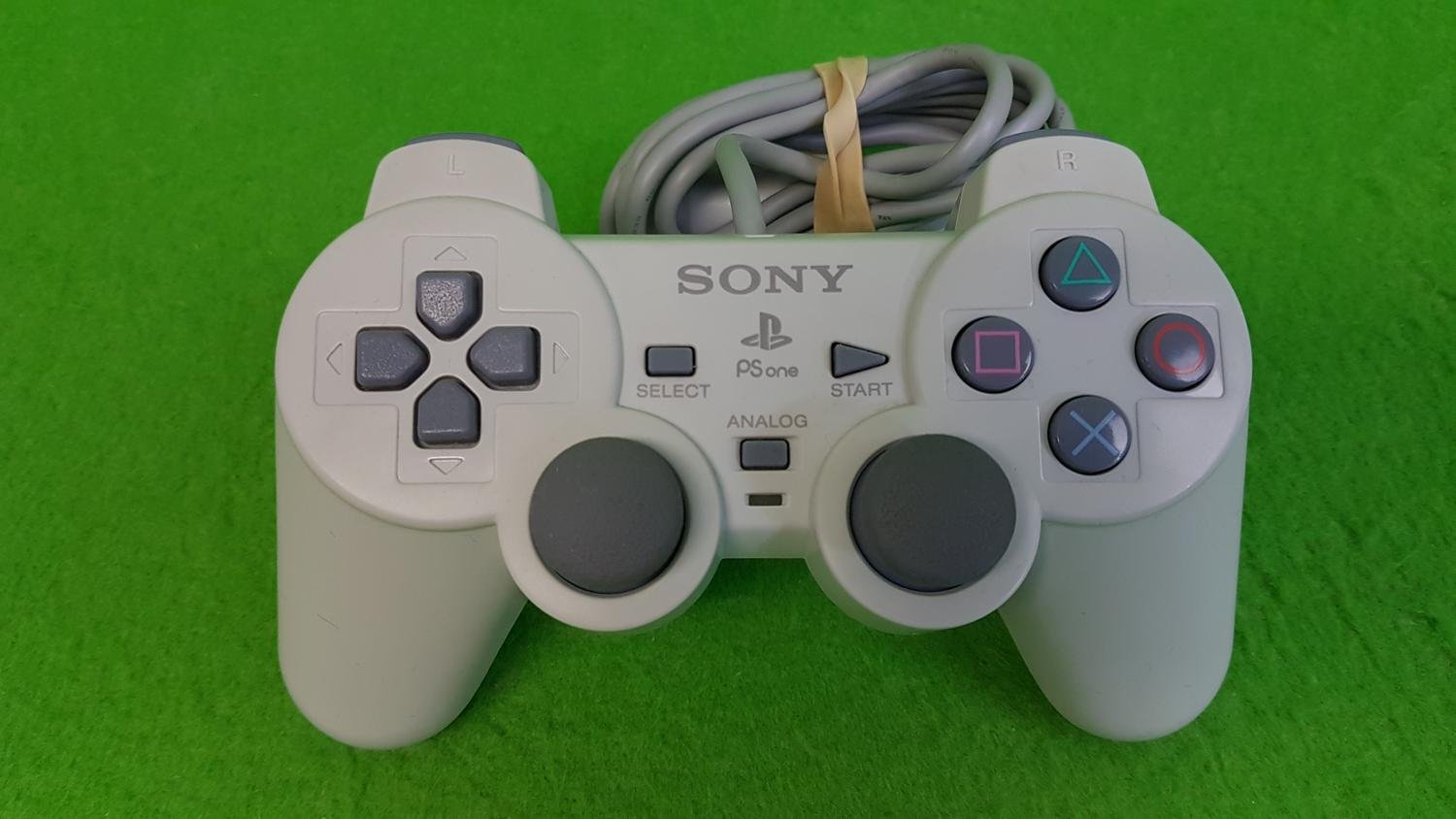 Playstation 1 Original DualShock kontrol.. (410397533) ᐈ SpelHem på Tradera