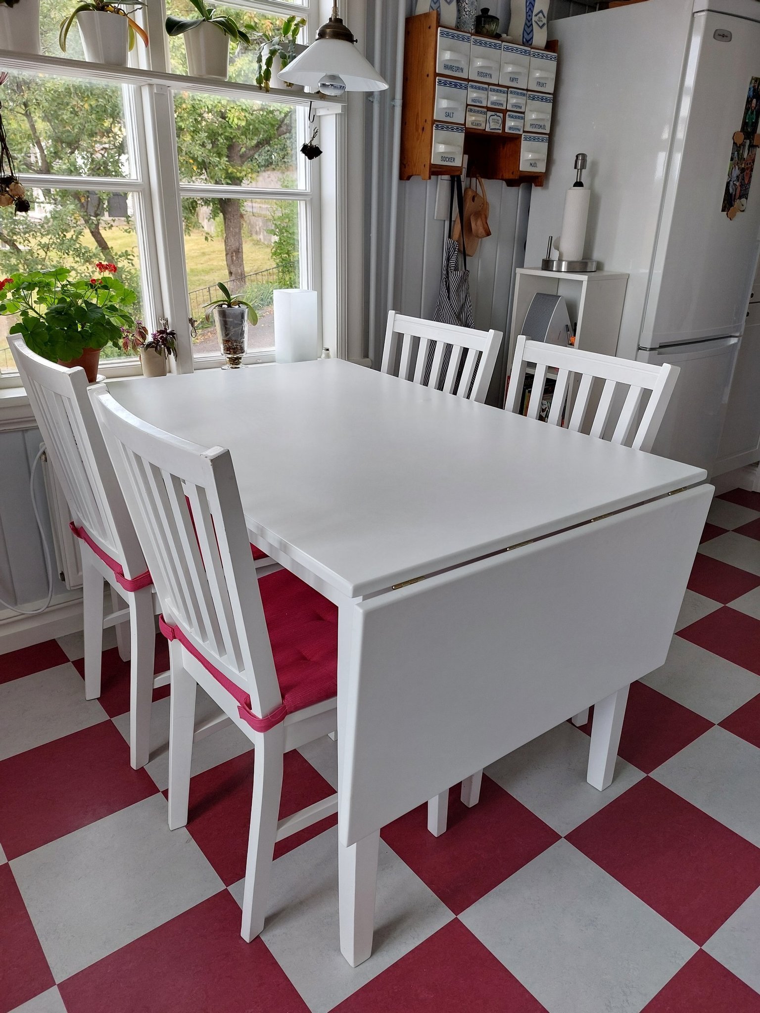 Se produkter som liknar Vitt Matbord med Stolar på Tradera (694303368)