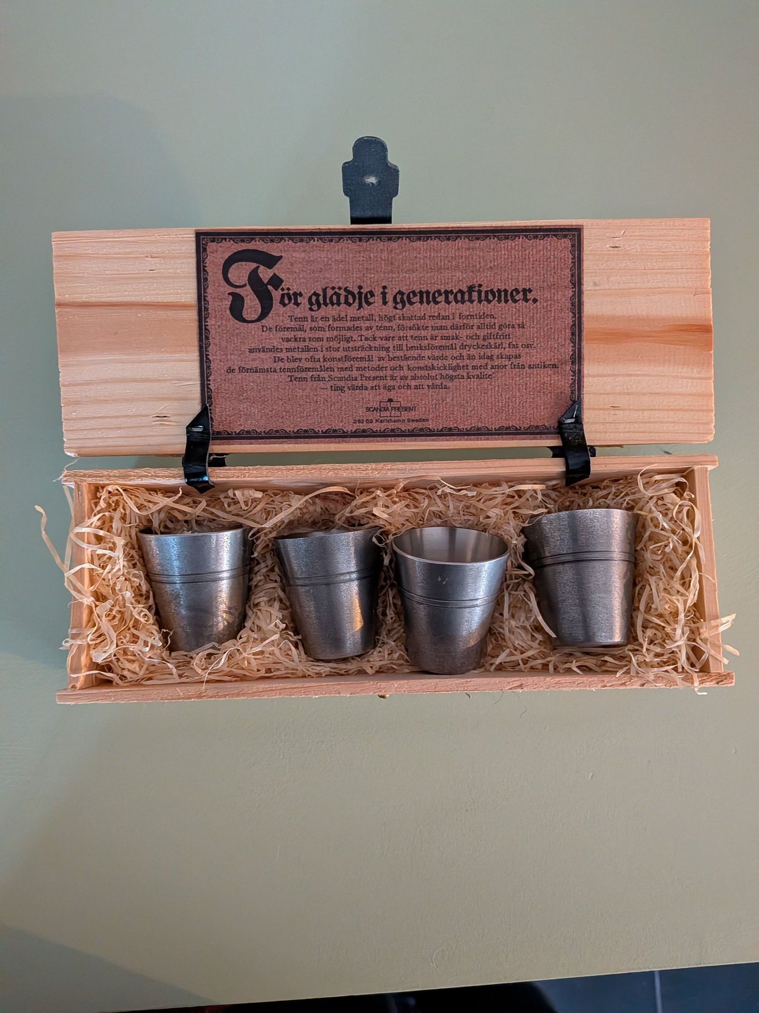 Scandia Present Tenn Shotglas i Trälåda | Köp på Tradera (713004693)