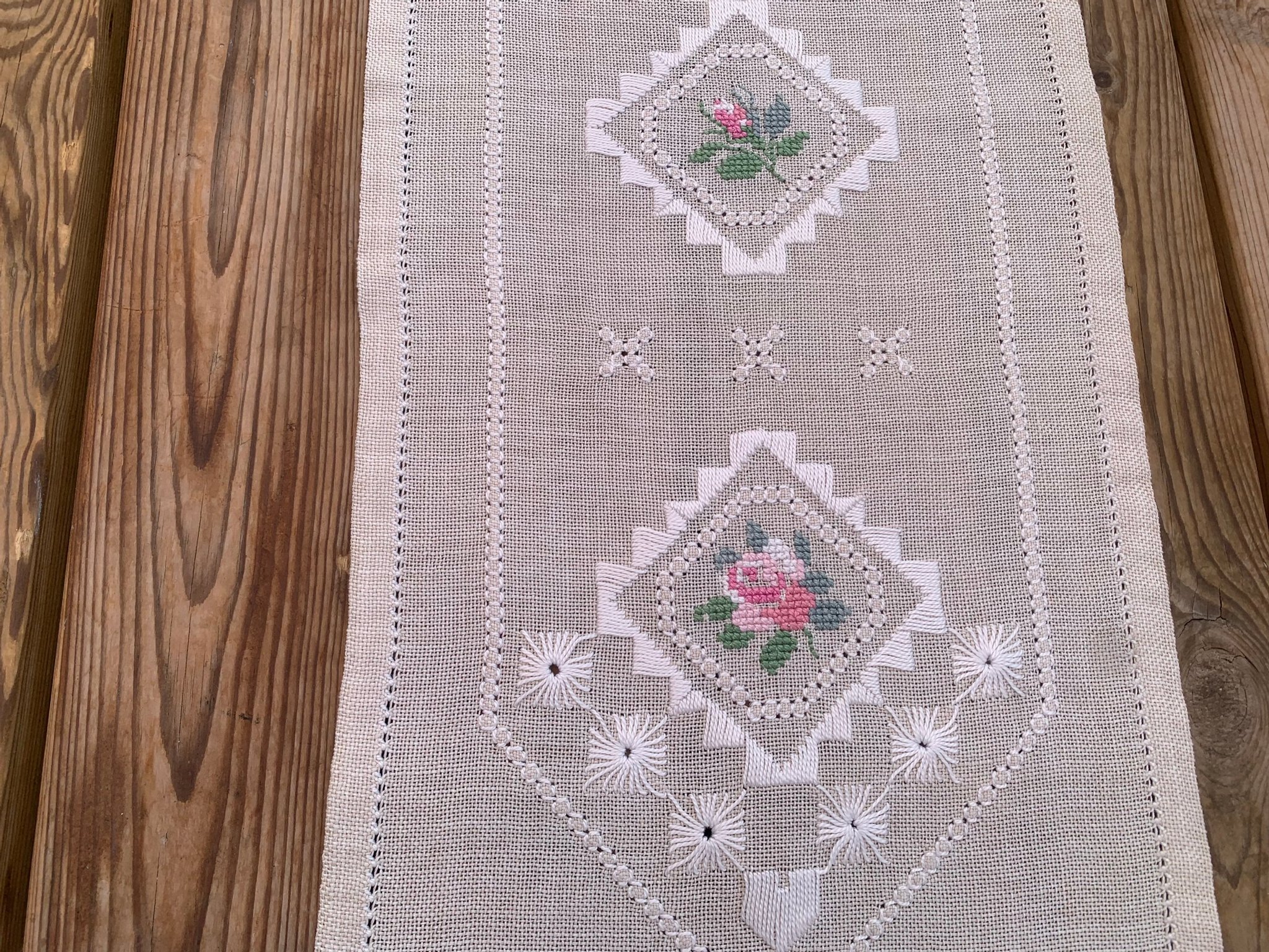 Se produkter som liknar Gullig broderad duk m rosmoti.. på Tradera ...