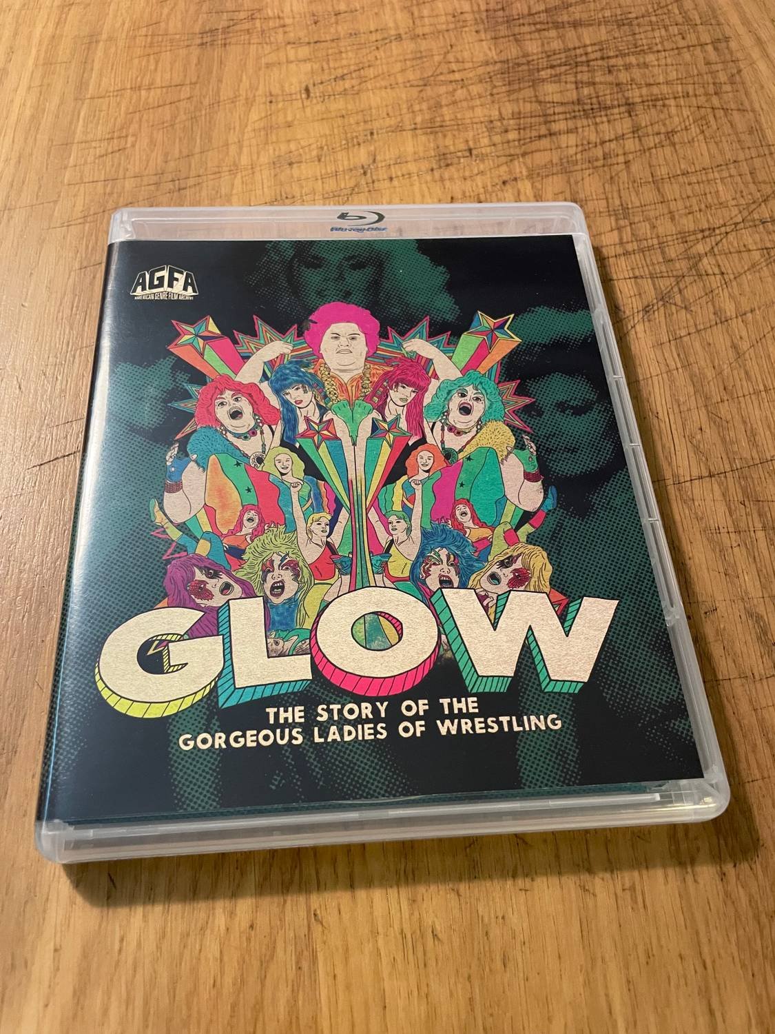 GLOW: The Story of the Gorgeous Ladies of Wrest.. | Köp på Tradera ...