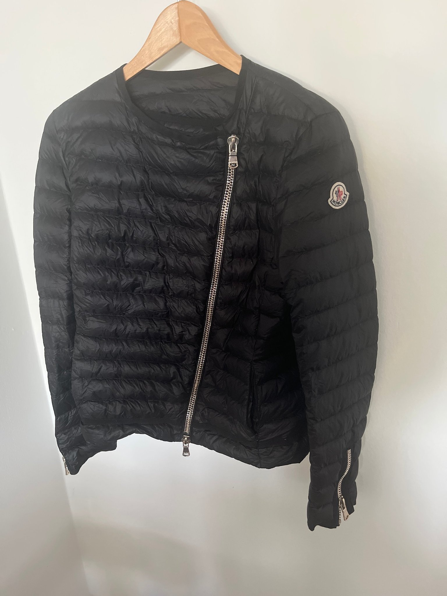 Moncler svart dunjacka med kvitto stl 2 säljes .. | Köp på Tradera ...