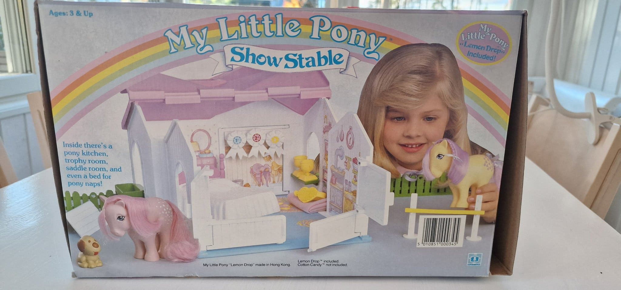Se produkter som liknar My Little Pony Show Stable se.. på Tradera ...