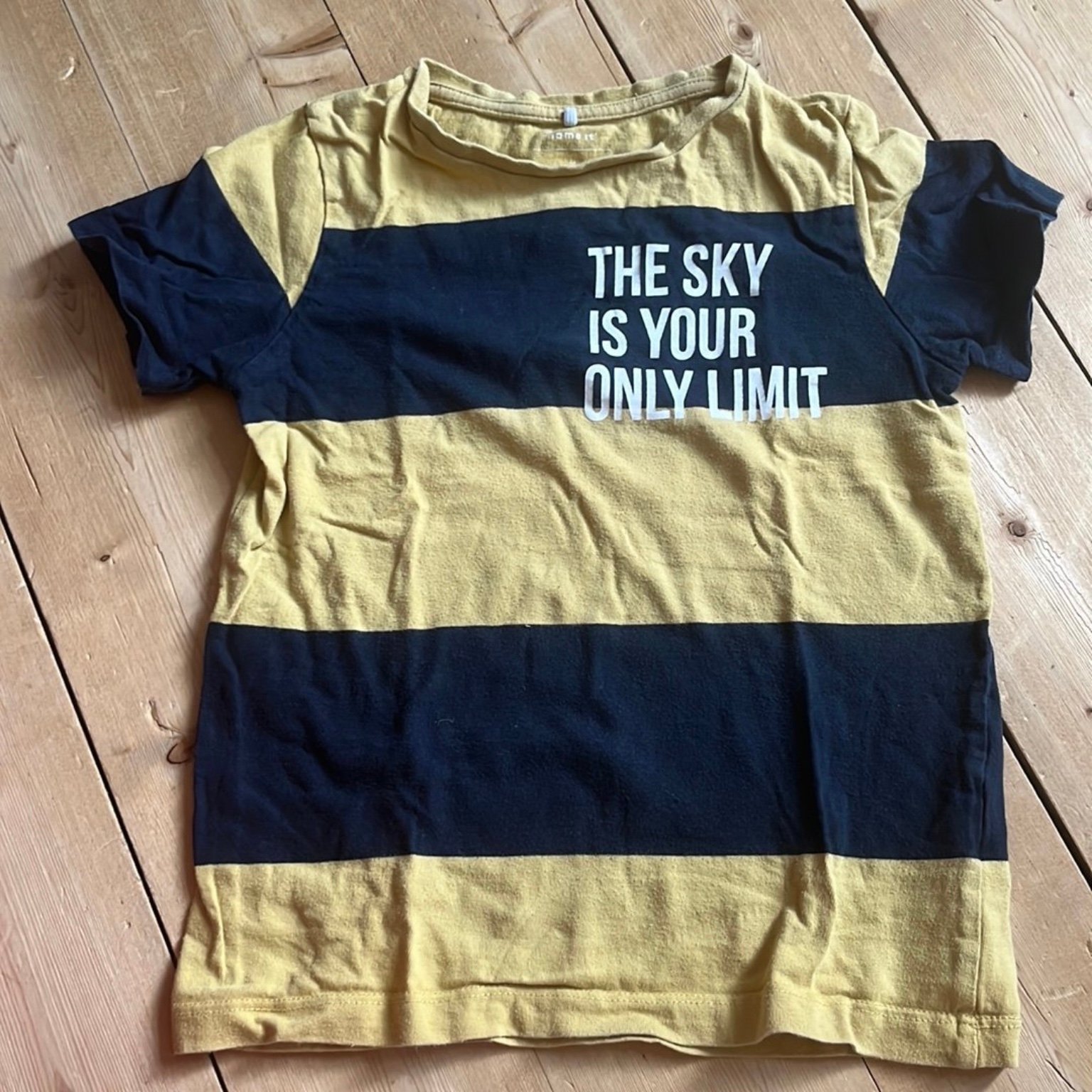 Gul och blå t-shirt Name It strl 116 | Köp på Tradera (681592392)