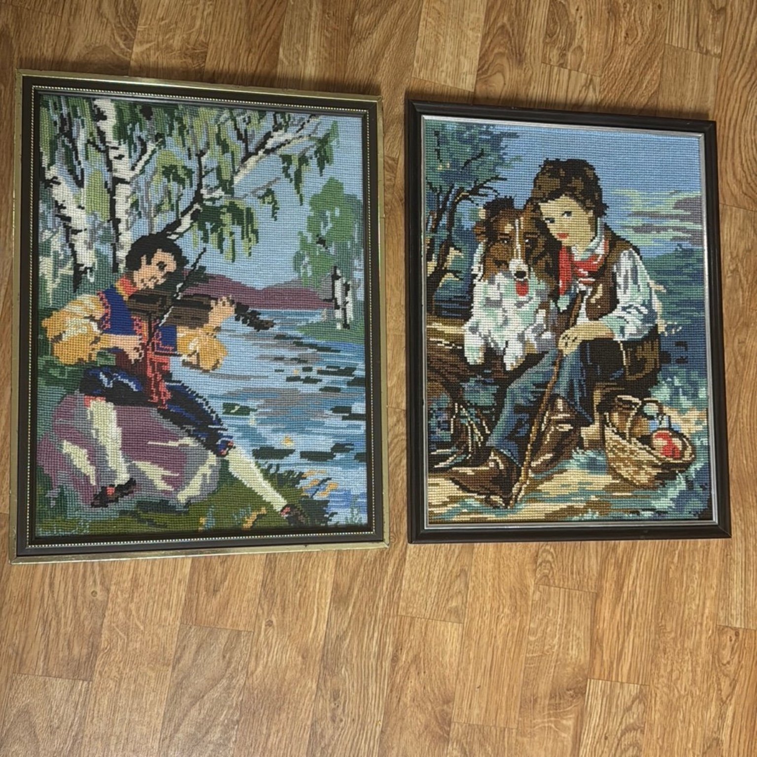 Två broderier med motiv av musiker och pojke me.. | Köp på Tradera ...