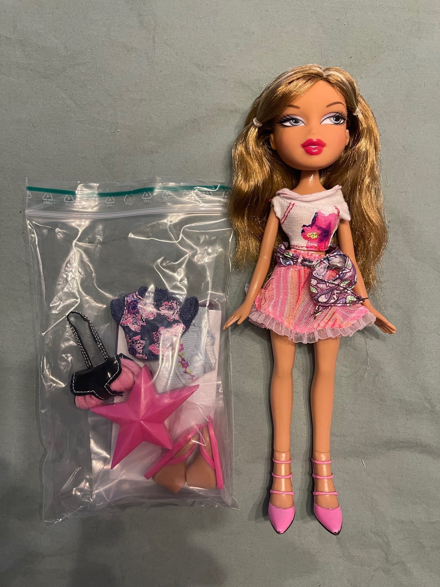 Bratz Feelin Pretty Yasmin Komplett Köp På Tradera 587368992