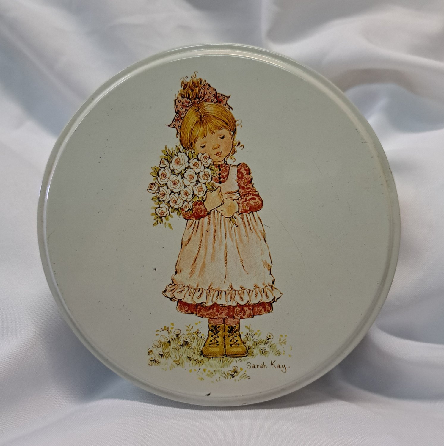 Vintage Sarah Key Tin Box Rund plåtlåda i perfe.. | Köp på Tradera ...