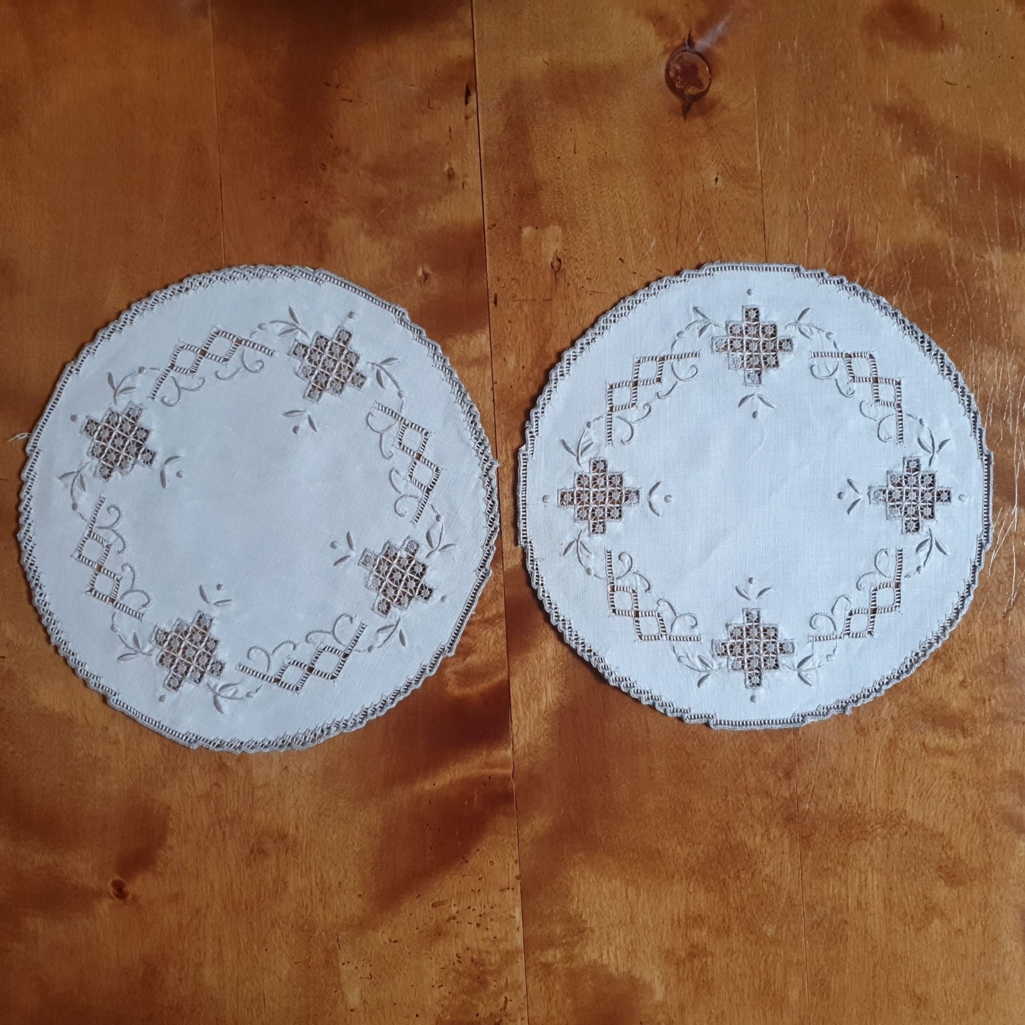 Två maskinbroderade dukar 80-talet Grekland | Köp på Tradera (702575496)