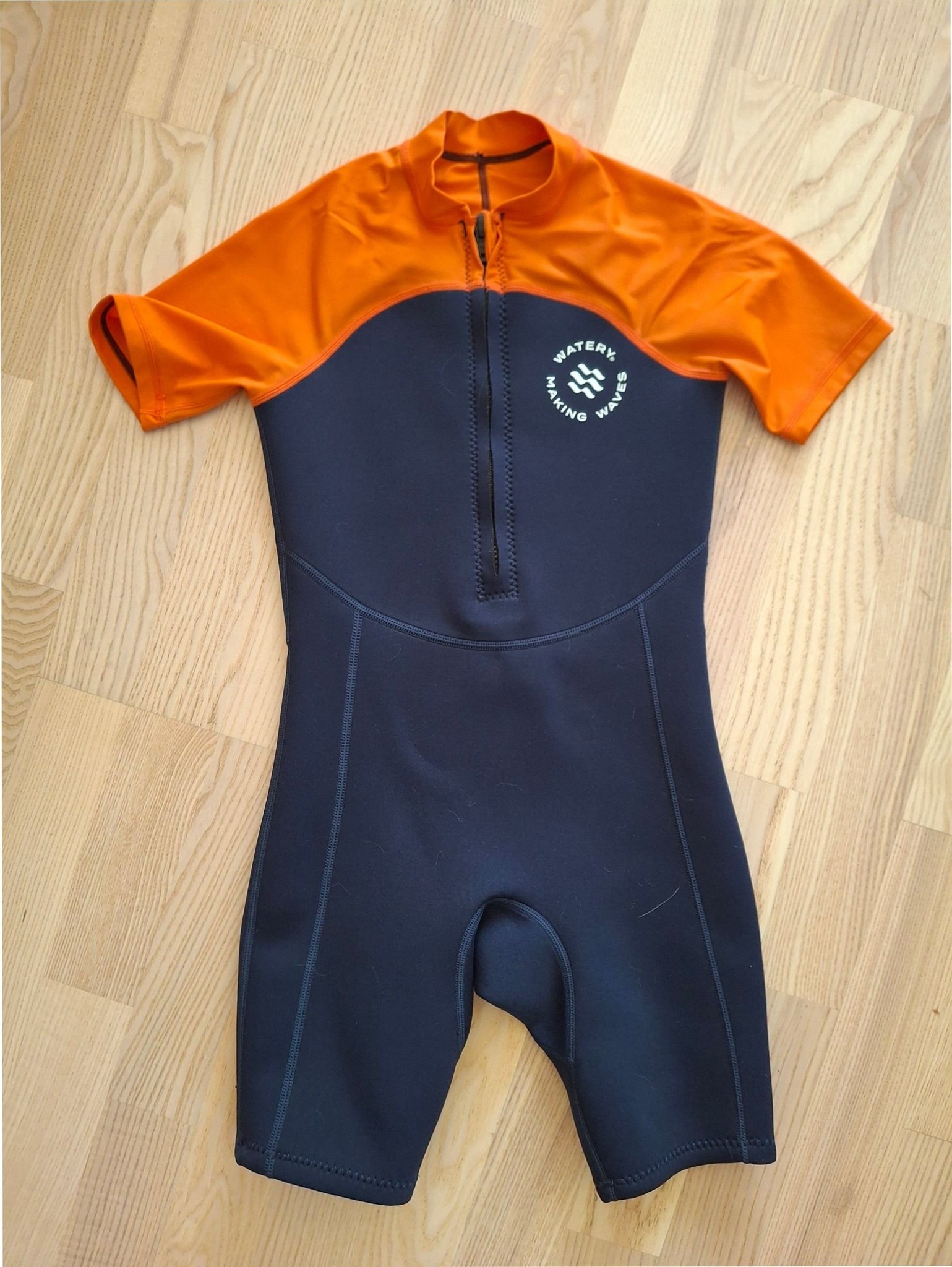 WATERY, Blå/orange våtdräkt | Köp på Tradera (734692249)