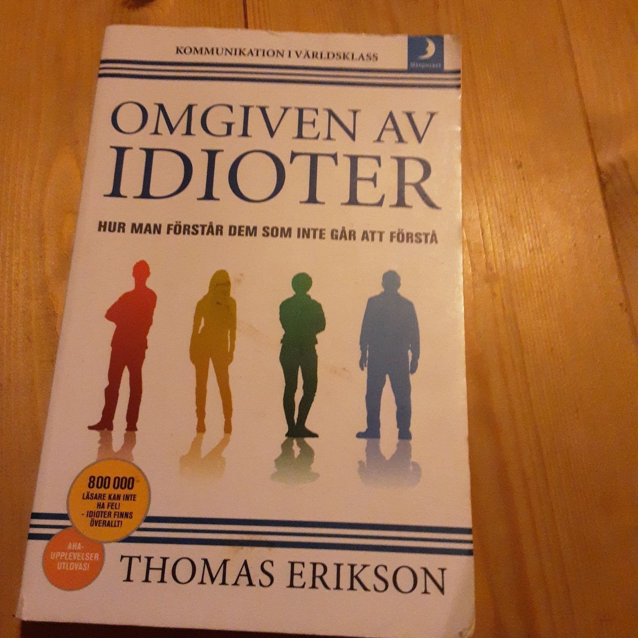 Se produkter som liknar Omgiven av idioter : hur man .. på Tradera ...
