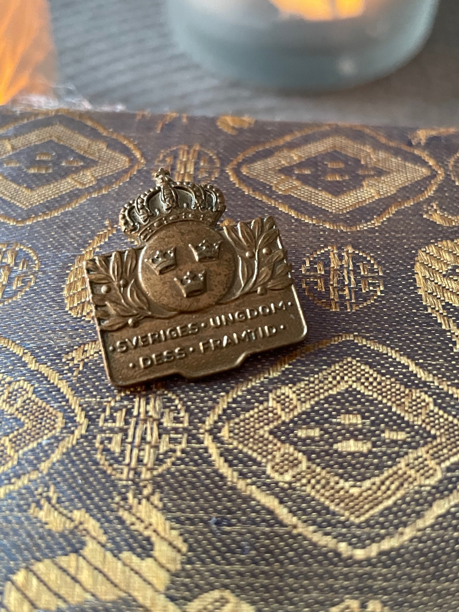 Brosch i guldfärgad metall, skolidrottsmärke. | Köp på Tradera (697724696)