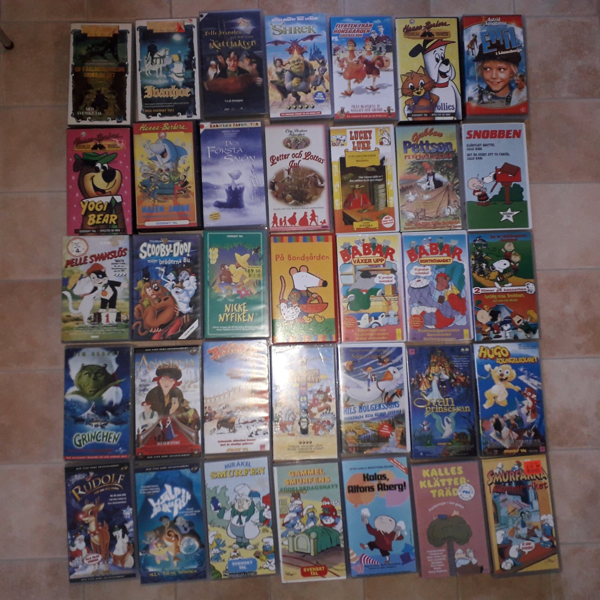 TECKNAT / BARNFILMER / VHS / 35st Snobben, Babar, Shrek, Kalles klätter ...