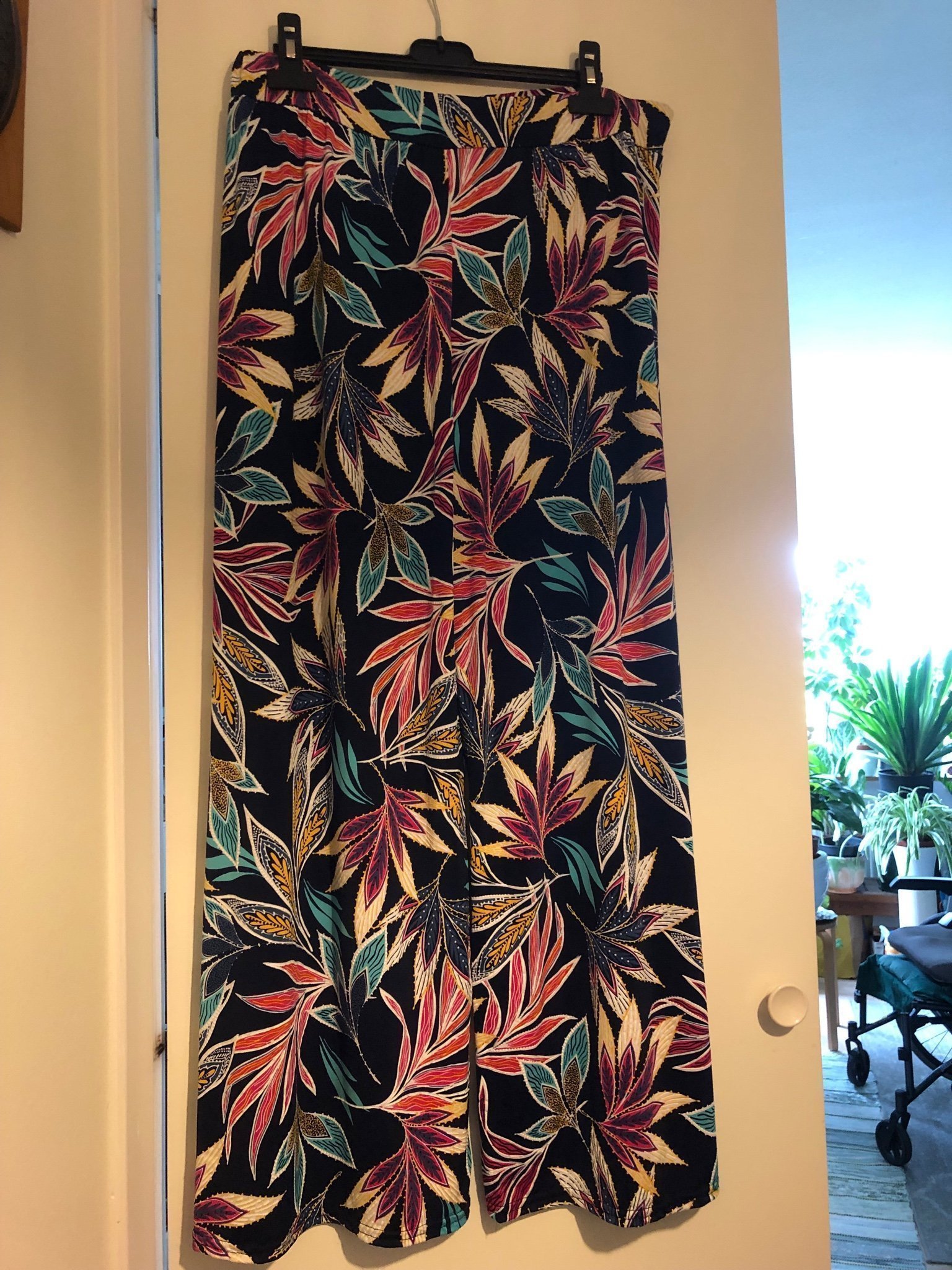 Se produkter som liknar Flerfärgade dam byxor i dra-p.. på Tradera ...