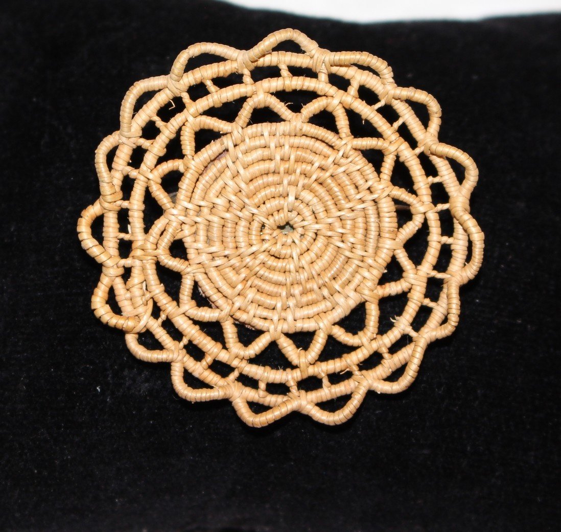 BROSCH ROTSLÖJD MED FINA DETALJER | Köp från tsarix på Tradera (697245627)