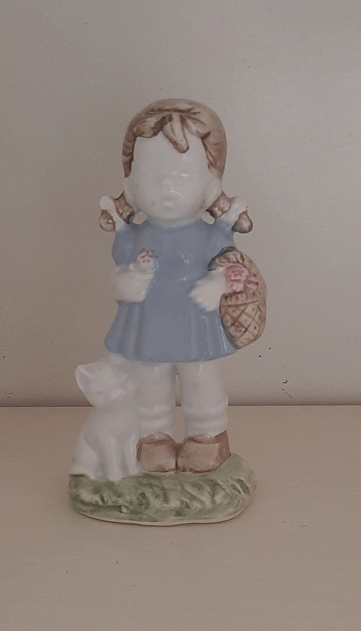 En söt charmig prydnadsfigur i poslin. Den är c.. | Köp på Tradera ...