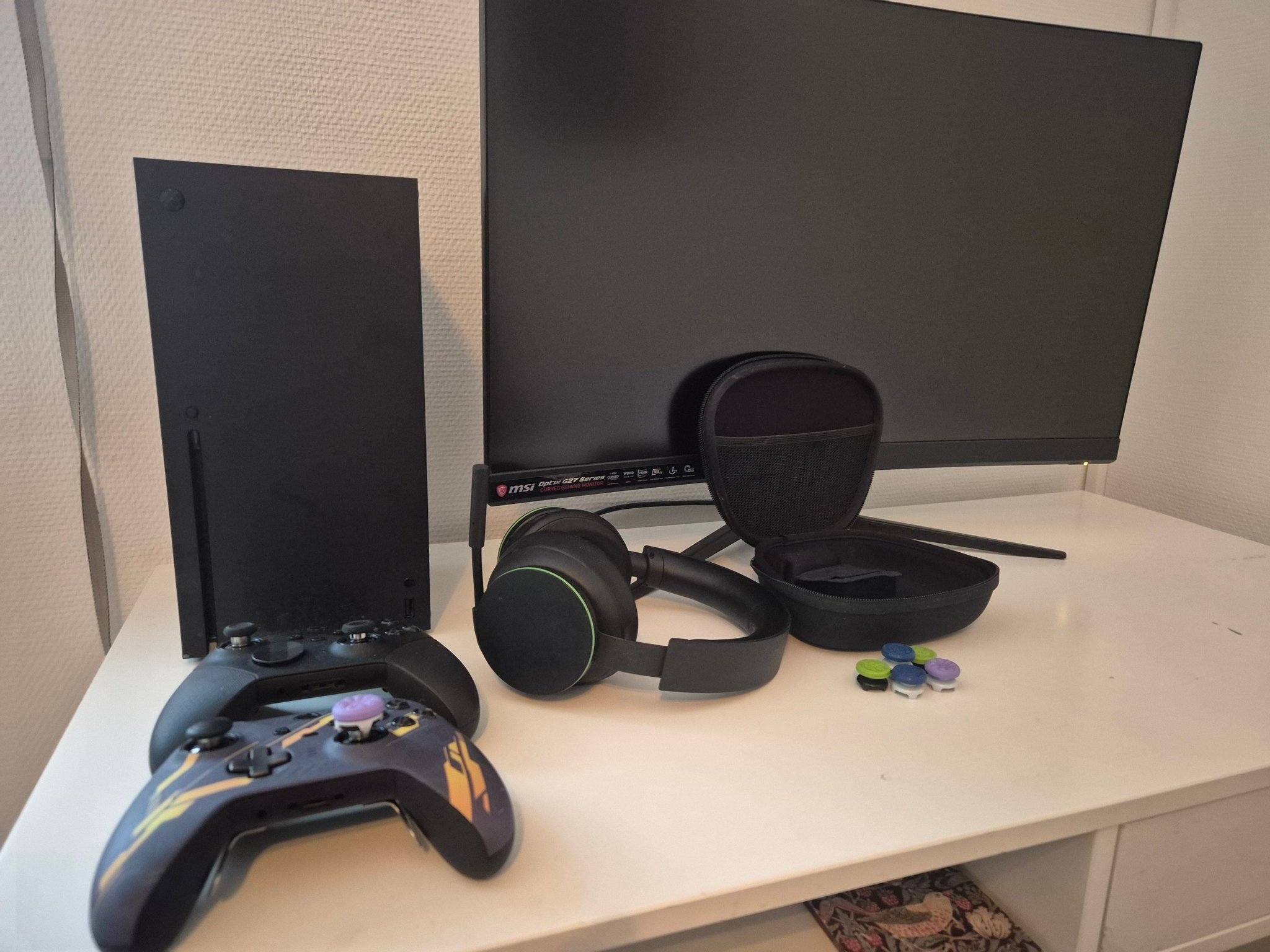 Xbox Series X 2 tb med mycket tillbehör. | Köp på Tradera (710868254)