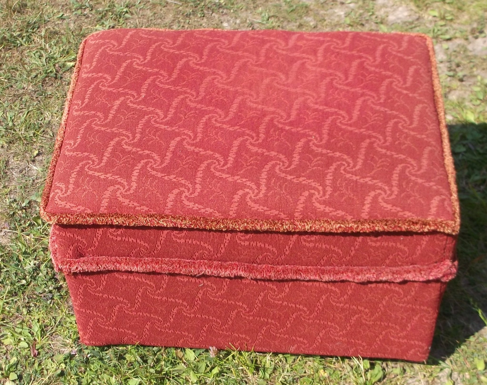 Sypuff Vinröd Pall Förvaring för sybehör, garn .. | Köp på Tradera ...