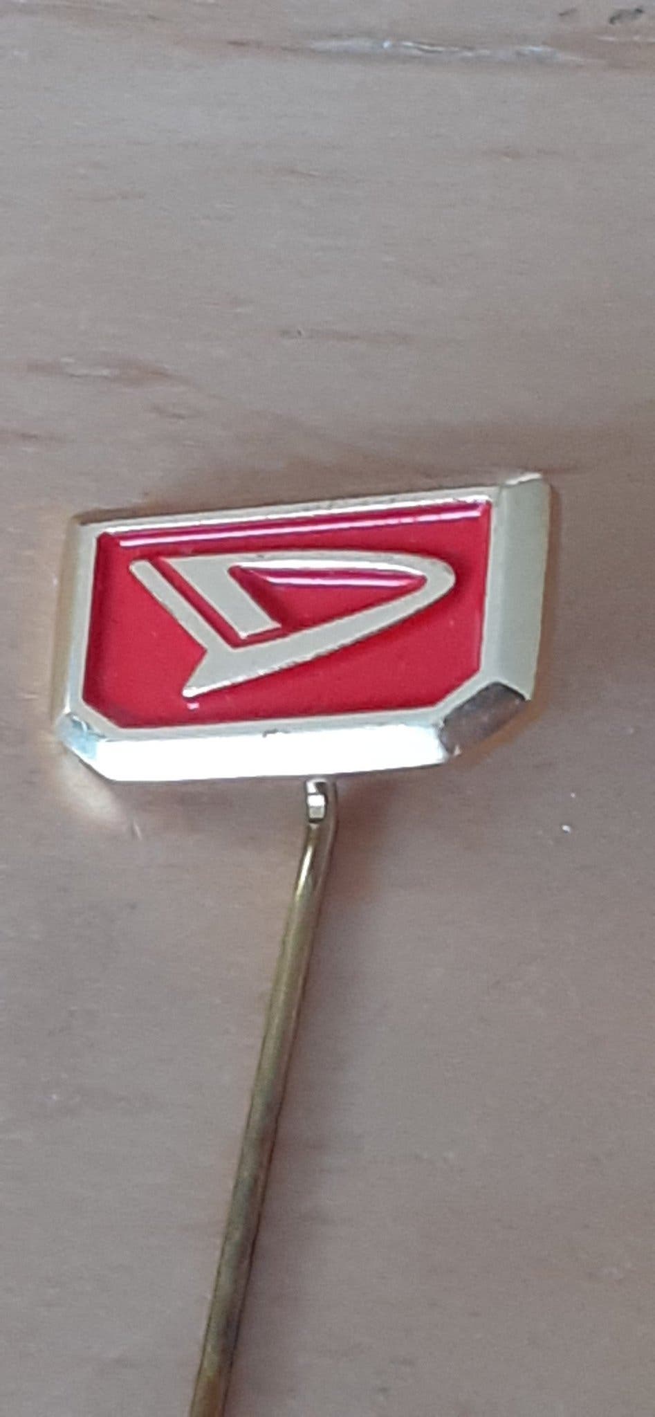 Pin Daihatsu, Berömd japansk bil metall, lackad.. | Köp på Tradera ...