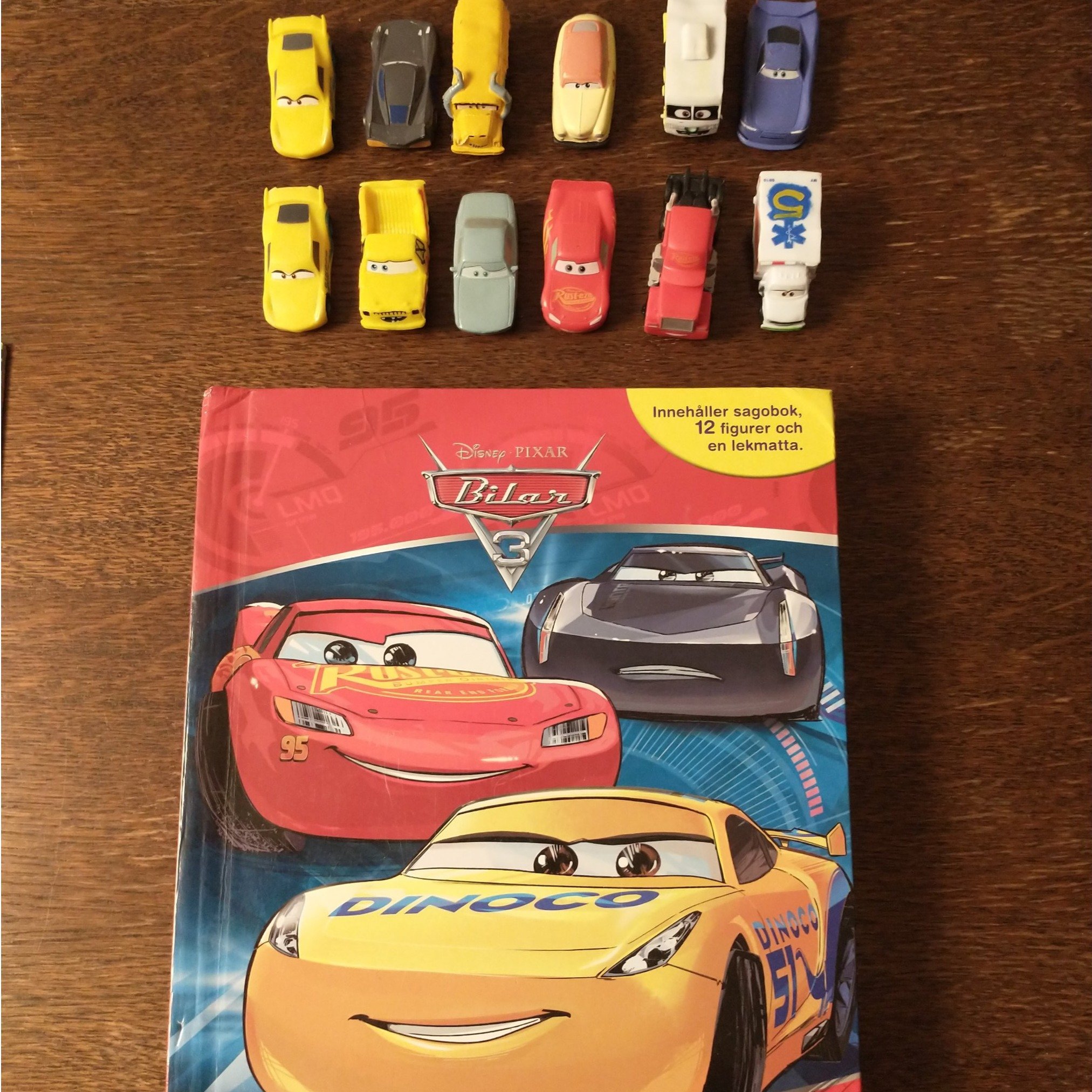 Blixten McQueen bok med 12 figurer | Köp på Tradera (576653790)