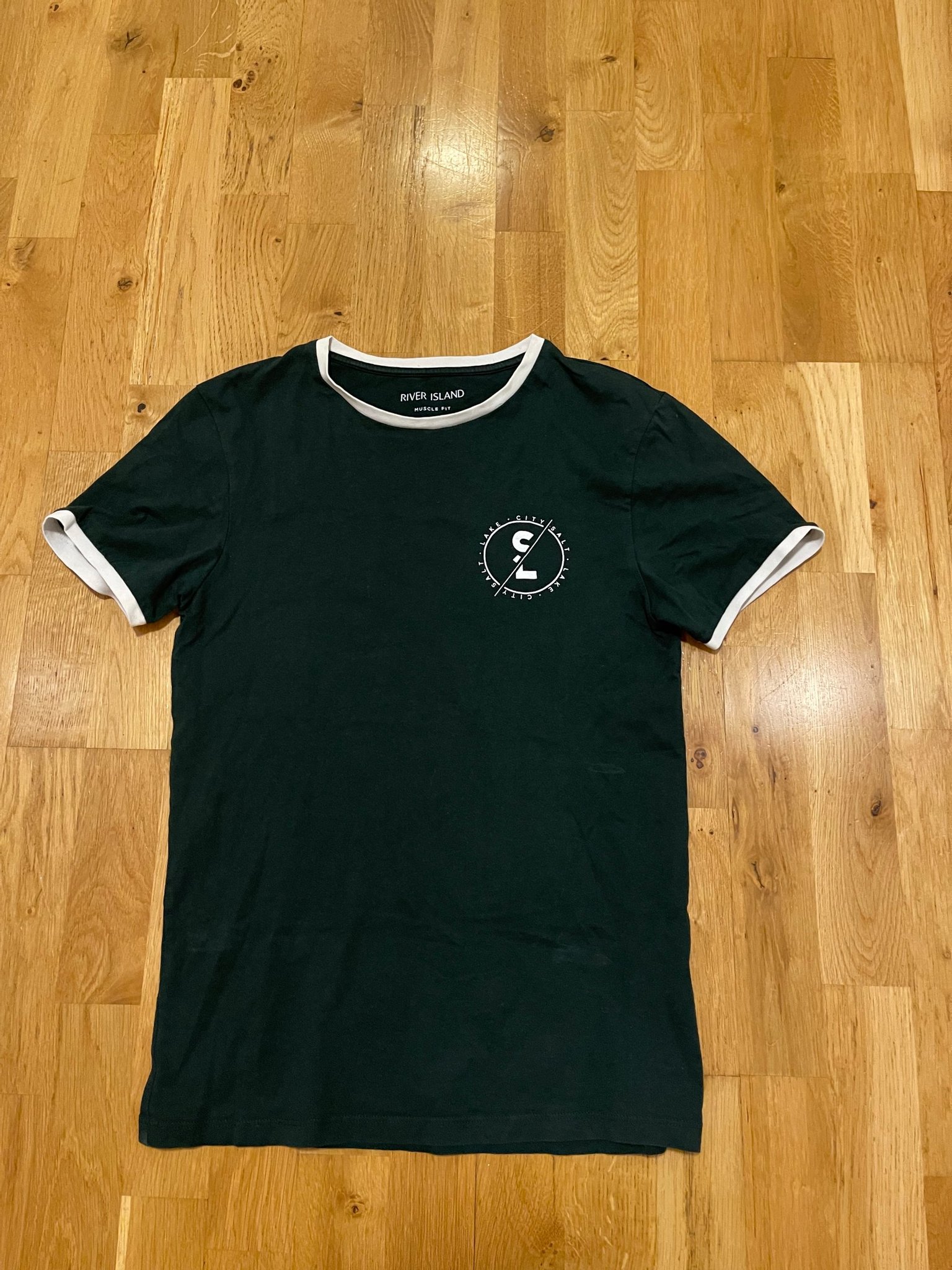 River Island grön t-shirt, storlek M fint skick | Köp på Tradera ...