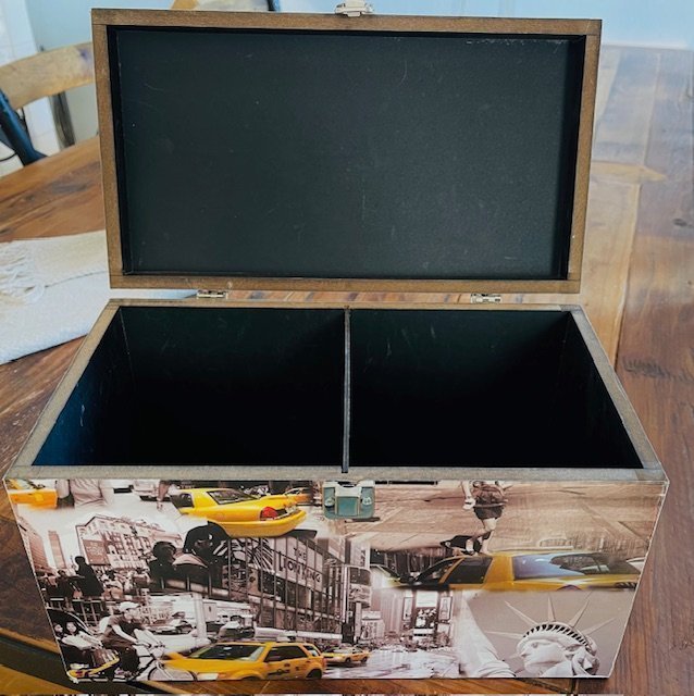 Snygg udda BOX, med motiv från ett myllrande Ne.. | Köp på Tradera ...