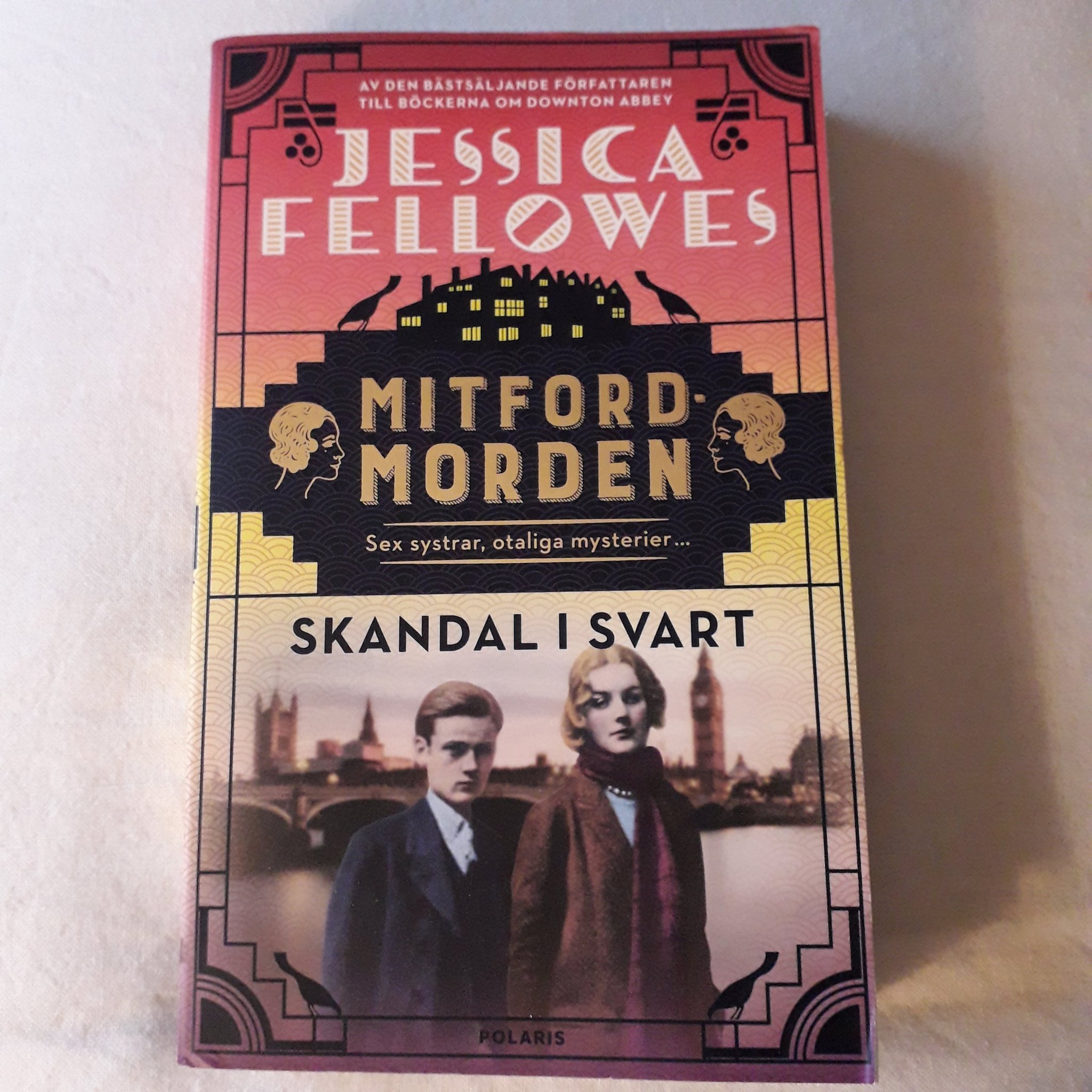 Mitford-Morden: Skandal i svart av Jessica Fell.. | Köp på Tradera ...