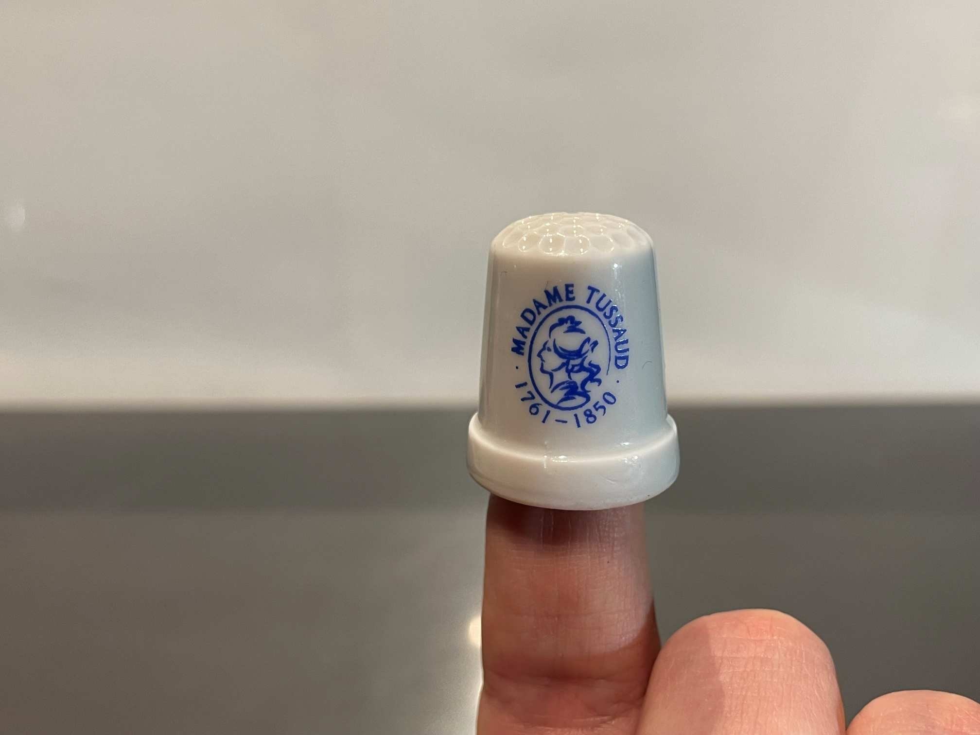 Madame Tussaud Fingerborg i porsli.. | Köp från analogi på Tradera ...