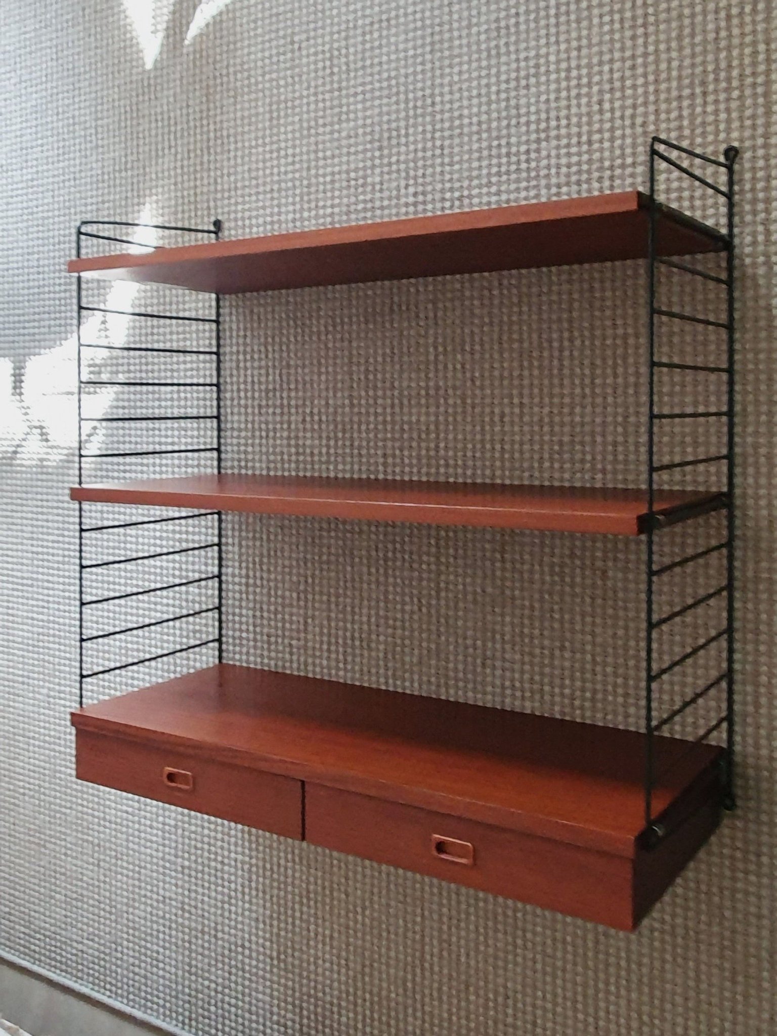 Se produkter som liknar ÄKTA STRINGHYLLA STRING MED 2.. på Tradera ...