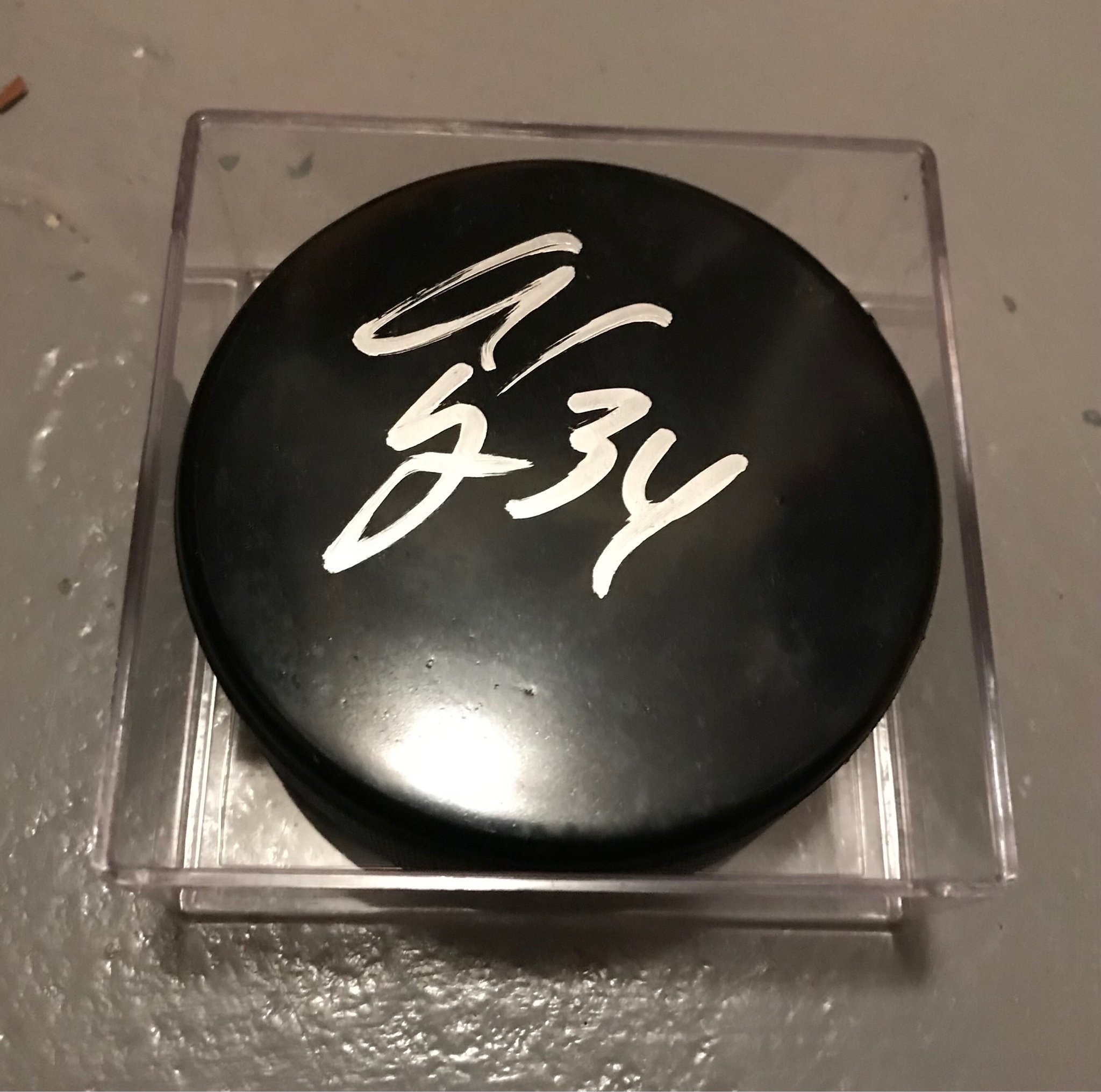 Se produkter som liknar Alex Lyon signerad puck autog.. på Tradera ...