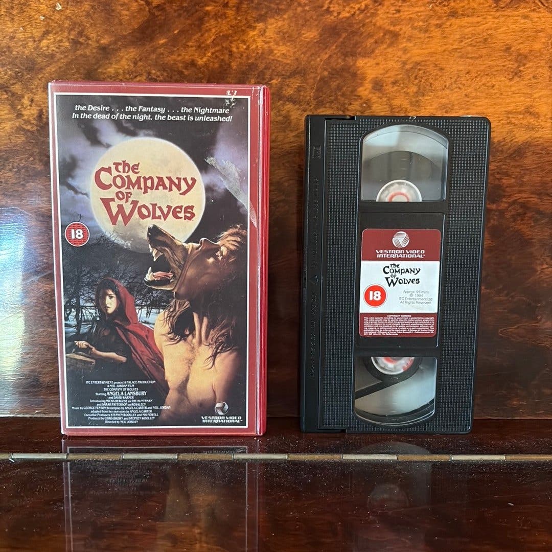 Se produkter som liknar The Company of Wolves VHS skr.. på Tradera ...