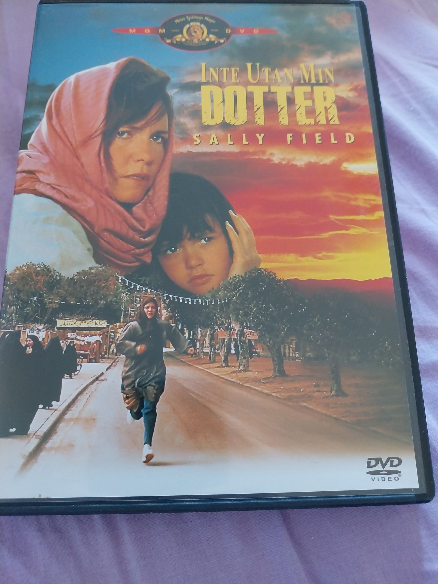 Se produkter som liknar INTE UTAN MIN DOTTER-SALLY FI.. på Tradera ...