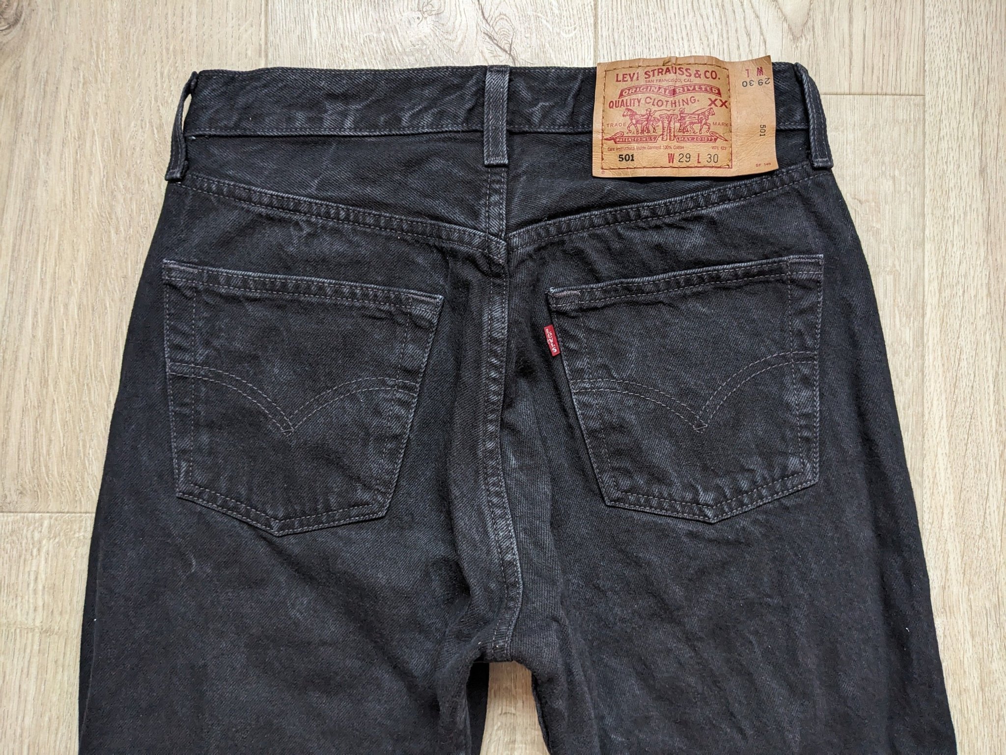 Se produkter som liknar Vintage Levi's 501 svarta jea.. på Tradera ...