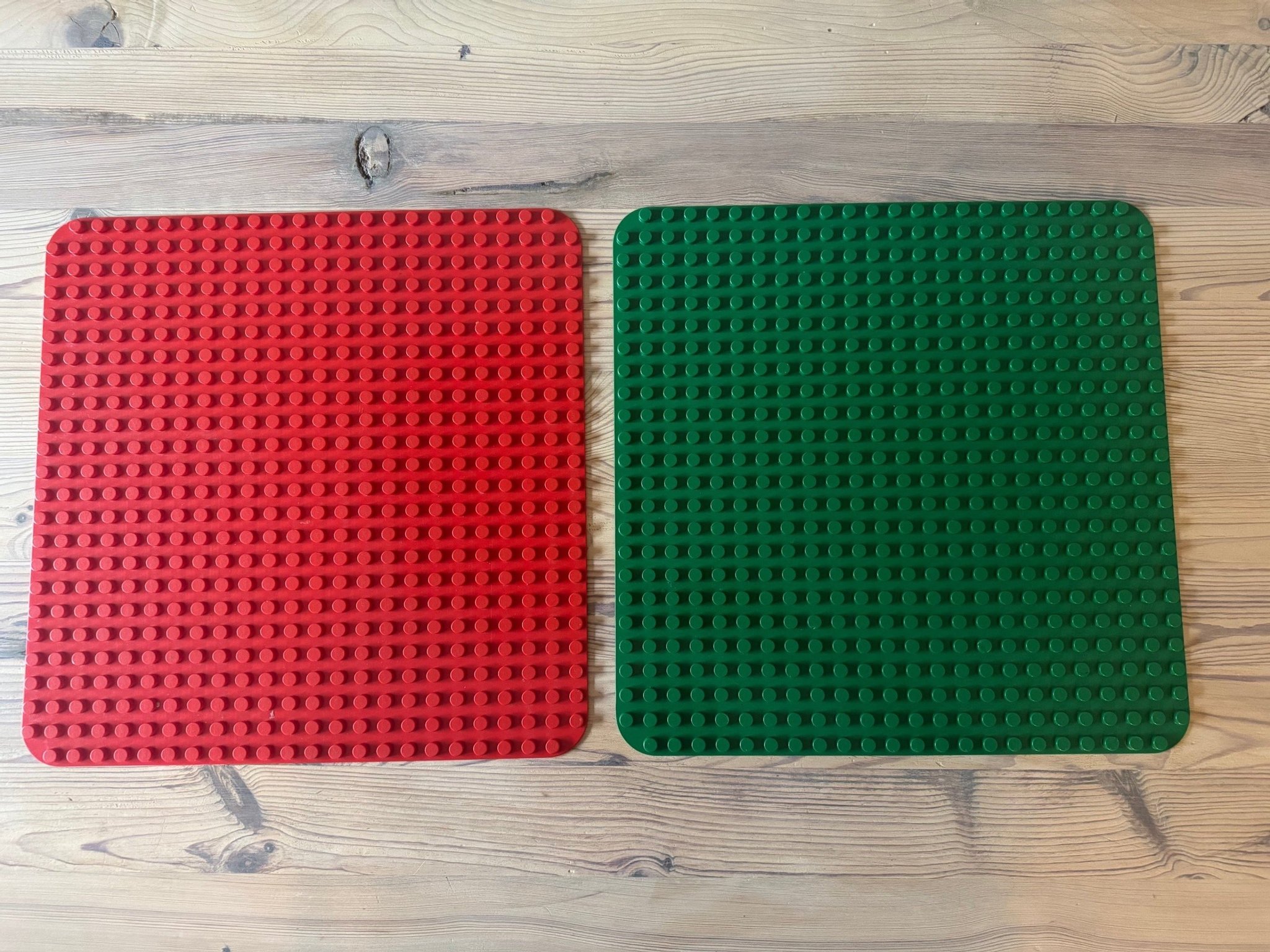 LEGO Duplo Byggplattor, 2 st, röd och grön | Köp på Tradera (730102125)