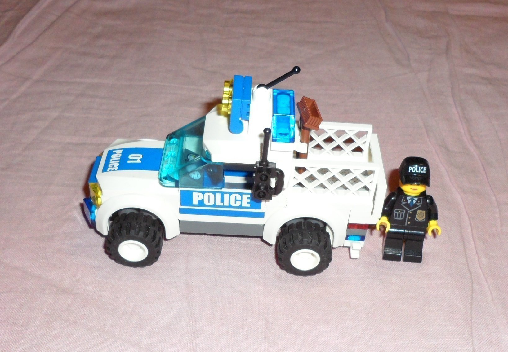 Se produkter som liknar LEGO : Polisbil / Police Offr.. på Tradera ...