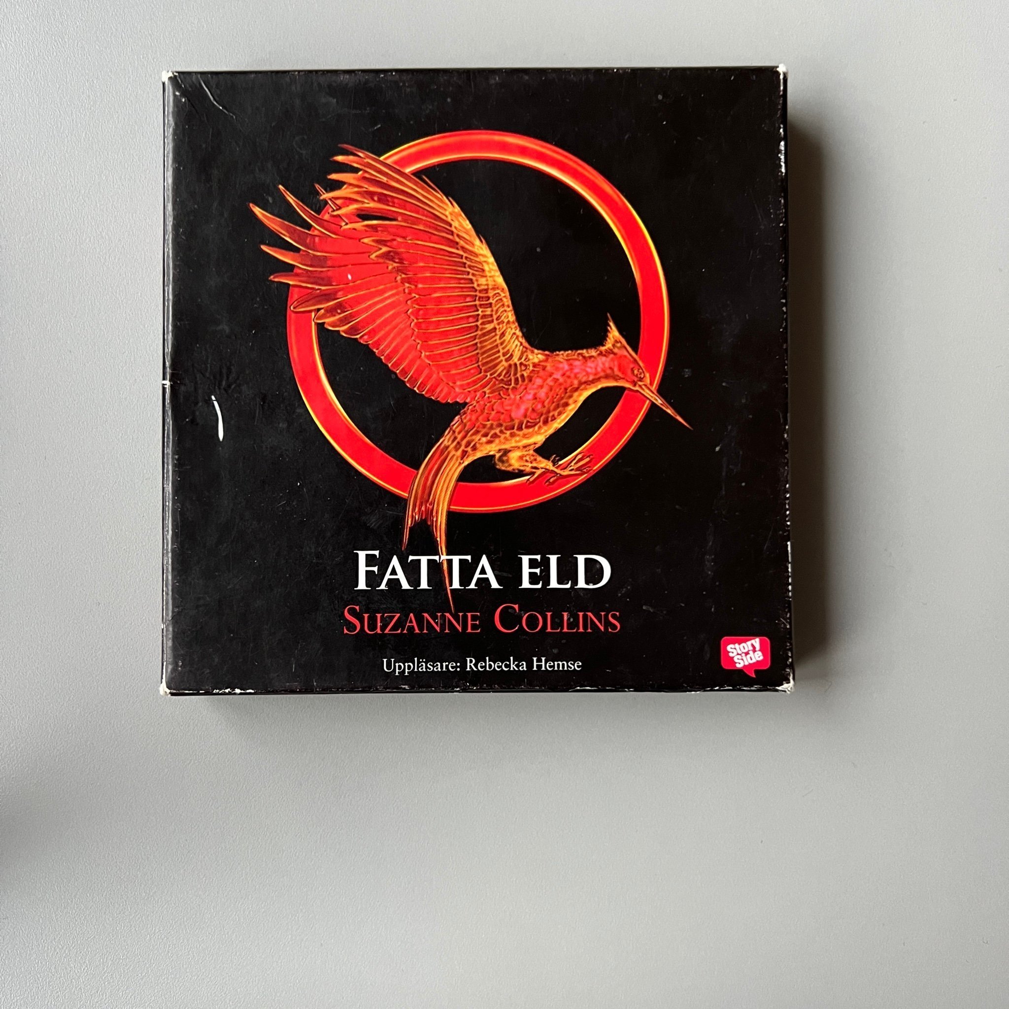 Fatta eld av Suzanne Collins L.. | Köp från RetroFinder på Tradera ...