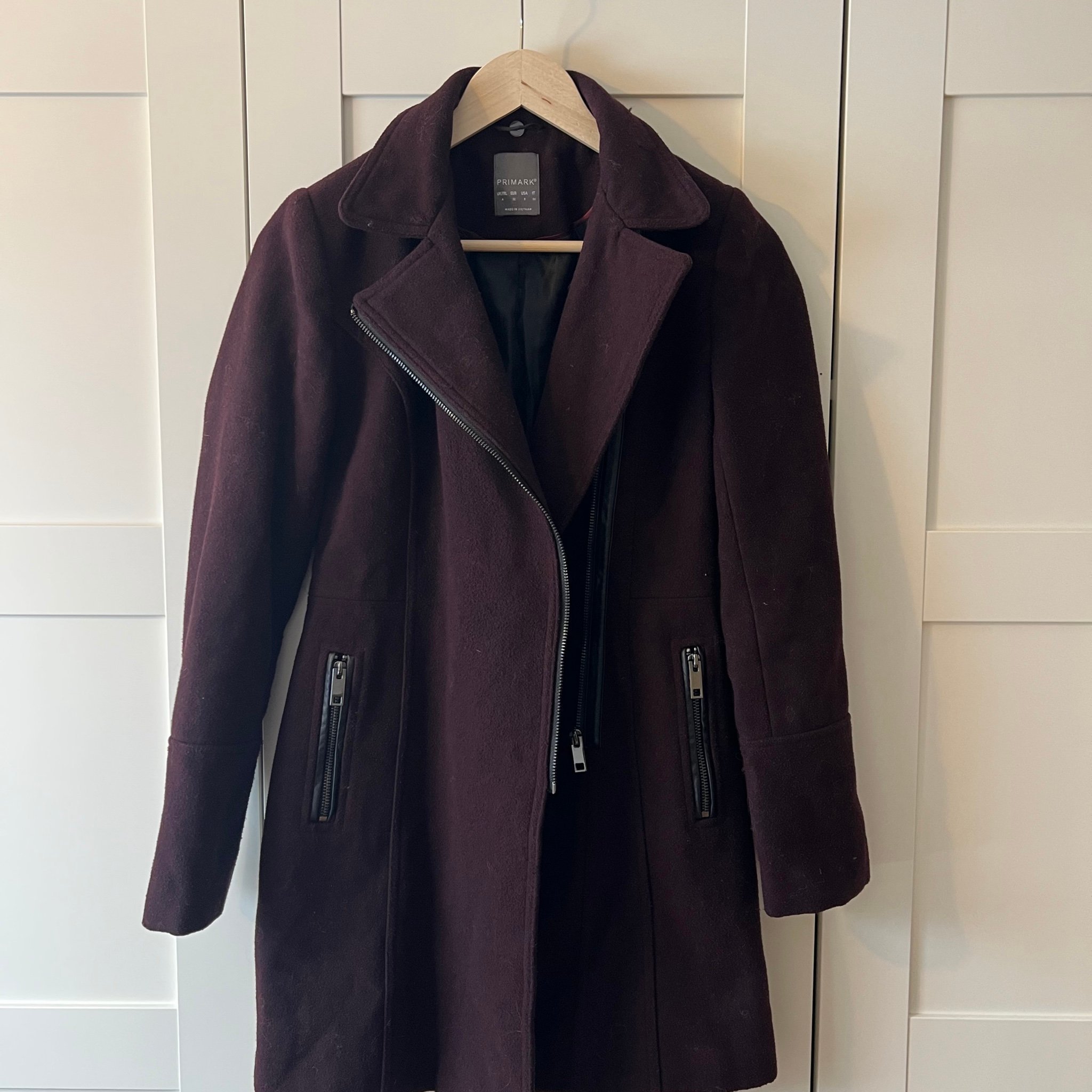 Primark vinröd kappa, storlek 32 | Köp på Tradera (734433287)