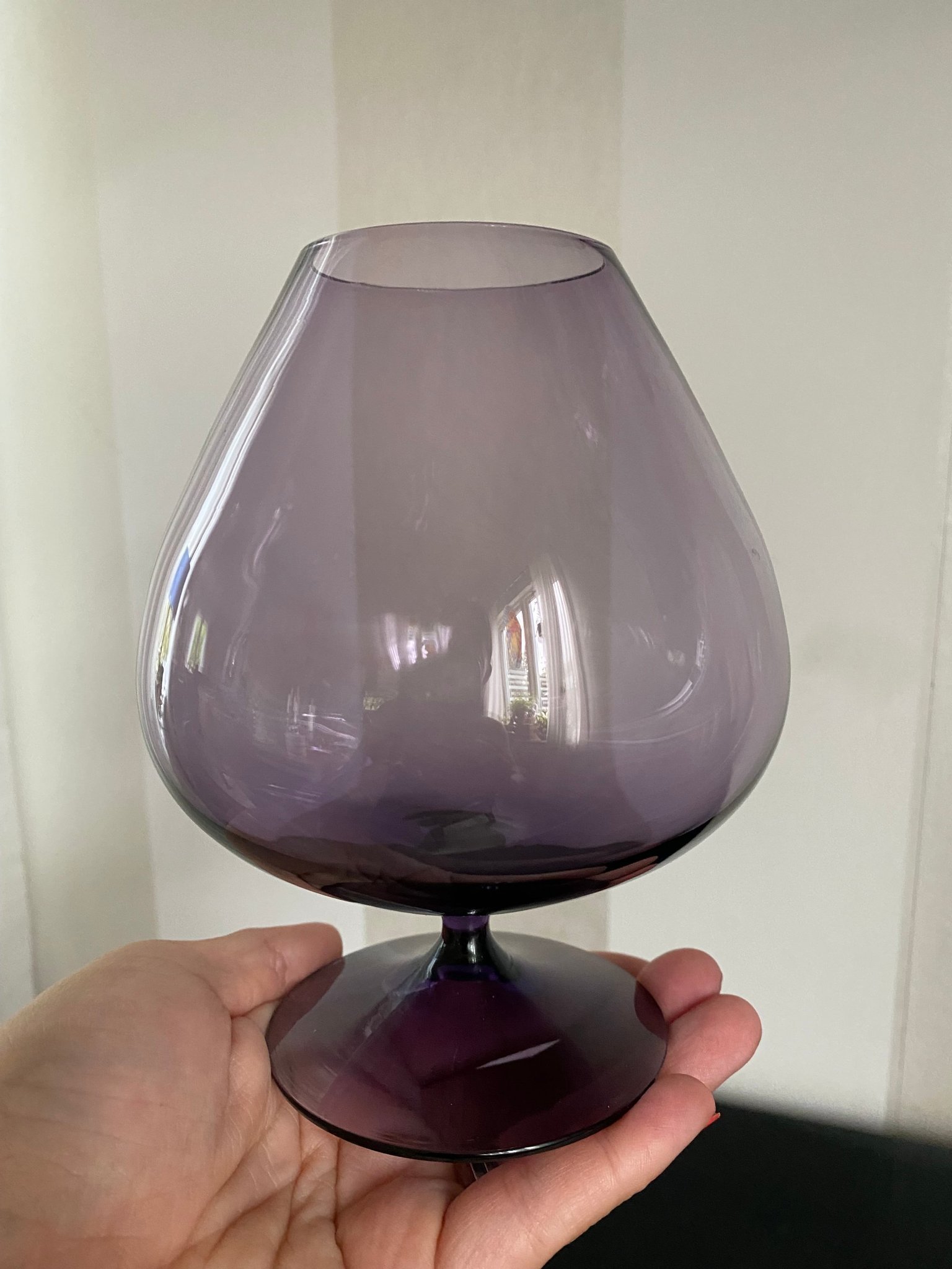 Se produkter som liknar Glasvas kupa retro lila vas på Tradera (702759098)