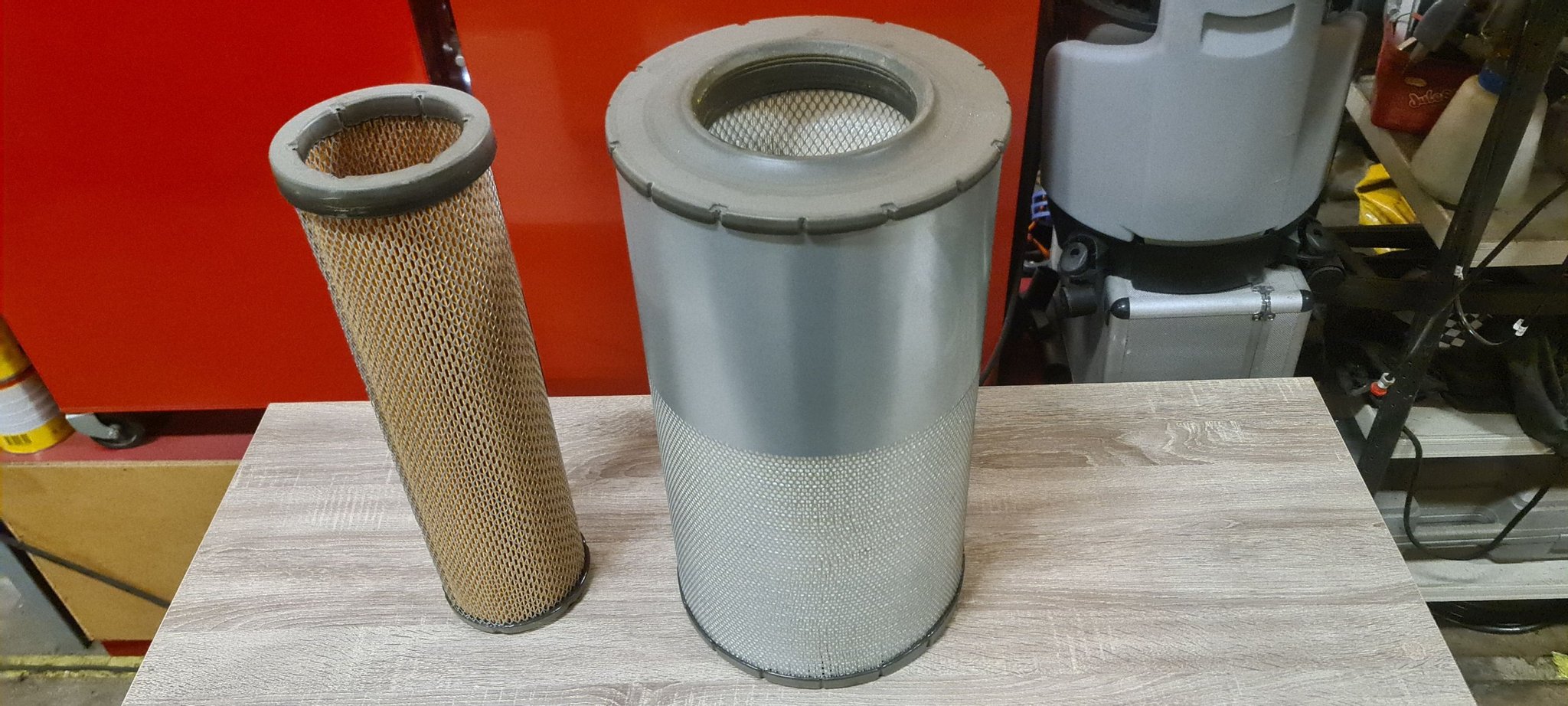 Se produkter som liknar Fleetguard luftfilterkit AF25.. på Tradera ...