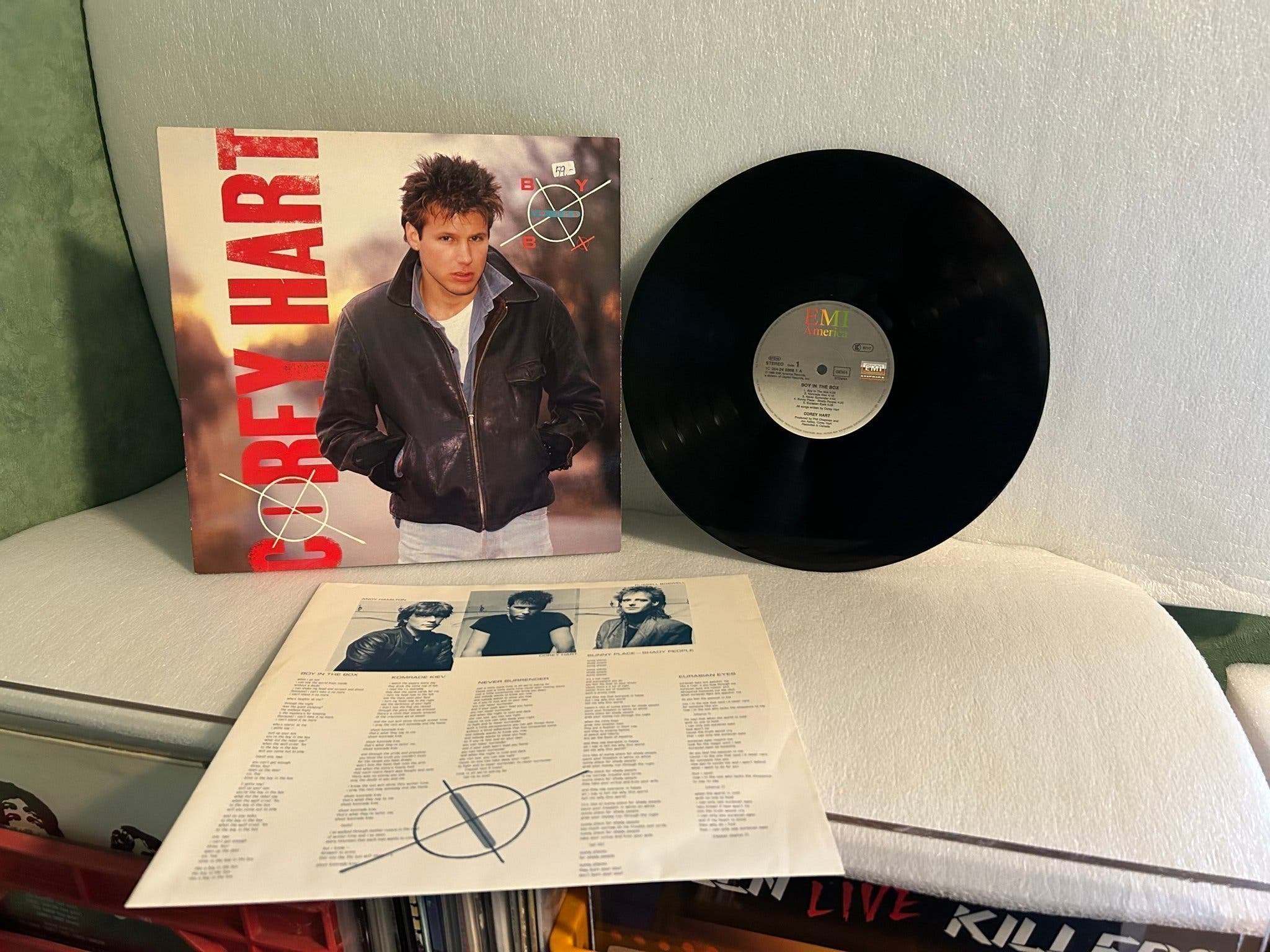 Se produkter som liknar Corey Hart - Boy In The Box, LP på Tradera ...
