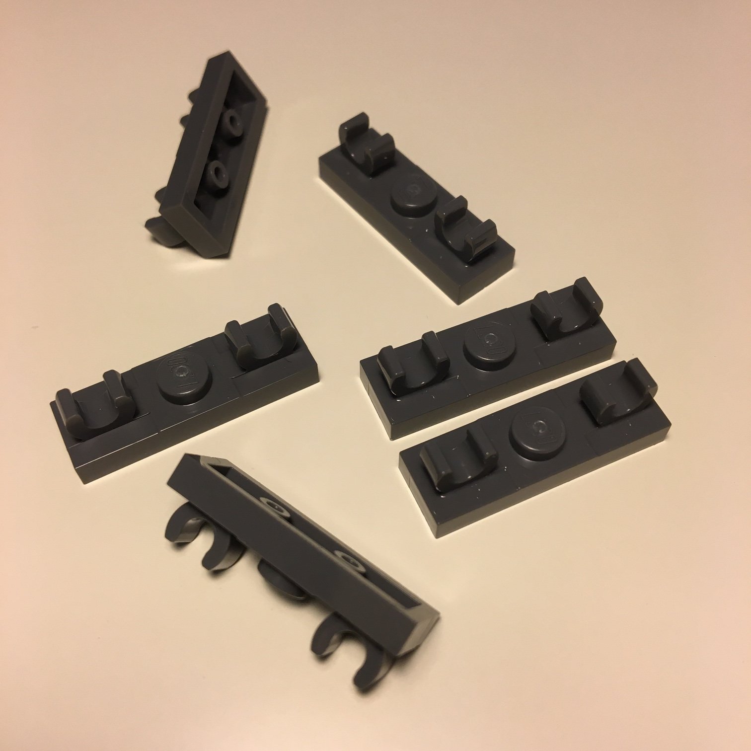 Lego 1x3 platta med klämmor mörkgrå 6st | Köp på Tradera (611313010)